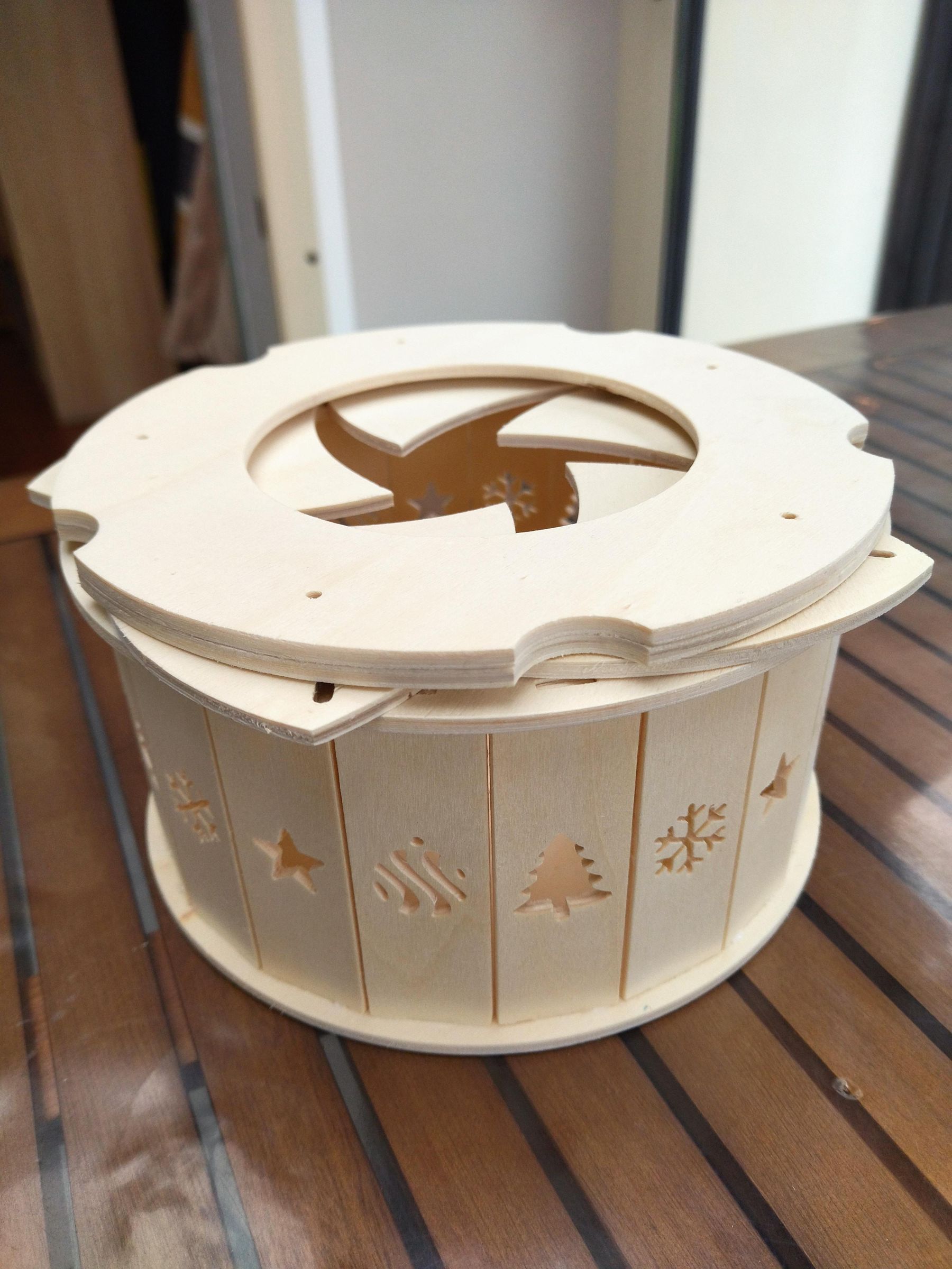 Carter's Lasercut Iris Box V2 : 4 Steps (with Pictures) - Instructables