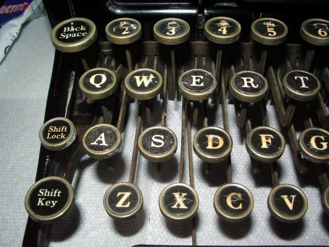 Restoring letters on a typewriter keyboard - neryur
