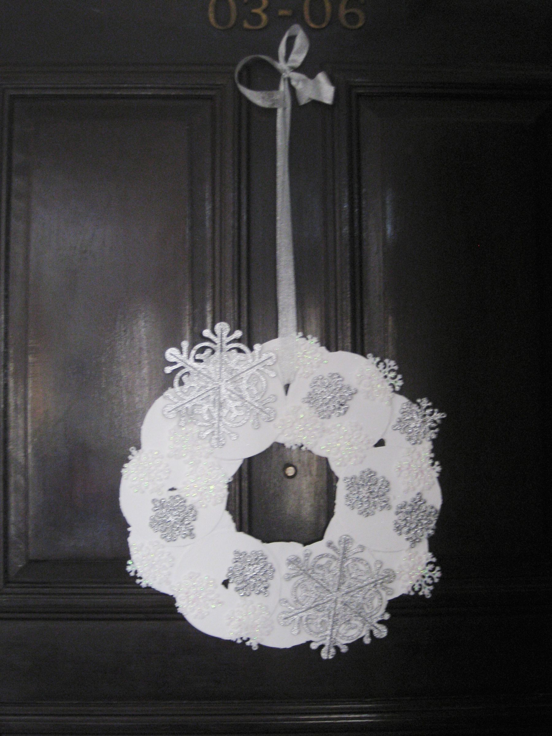 Winterish Wreath Made of Old CDs : 6 Steps (with Pictures) - Instructables