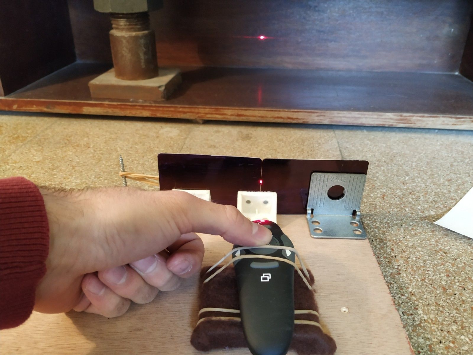 Simple Laser Diffraction Experiment at Home : 5 Steps (with Pictures ...