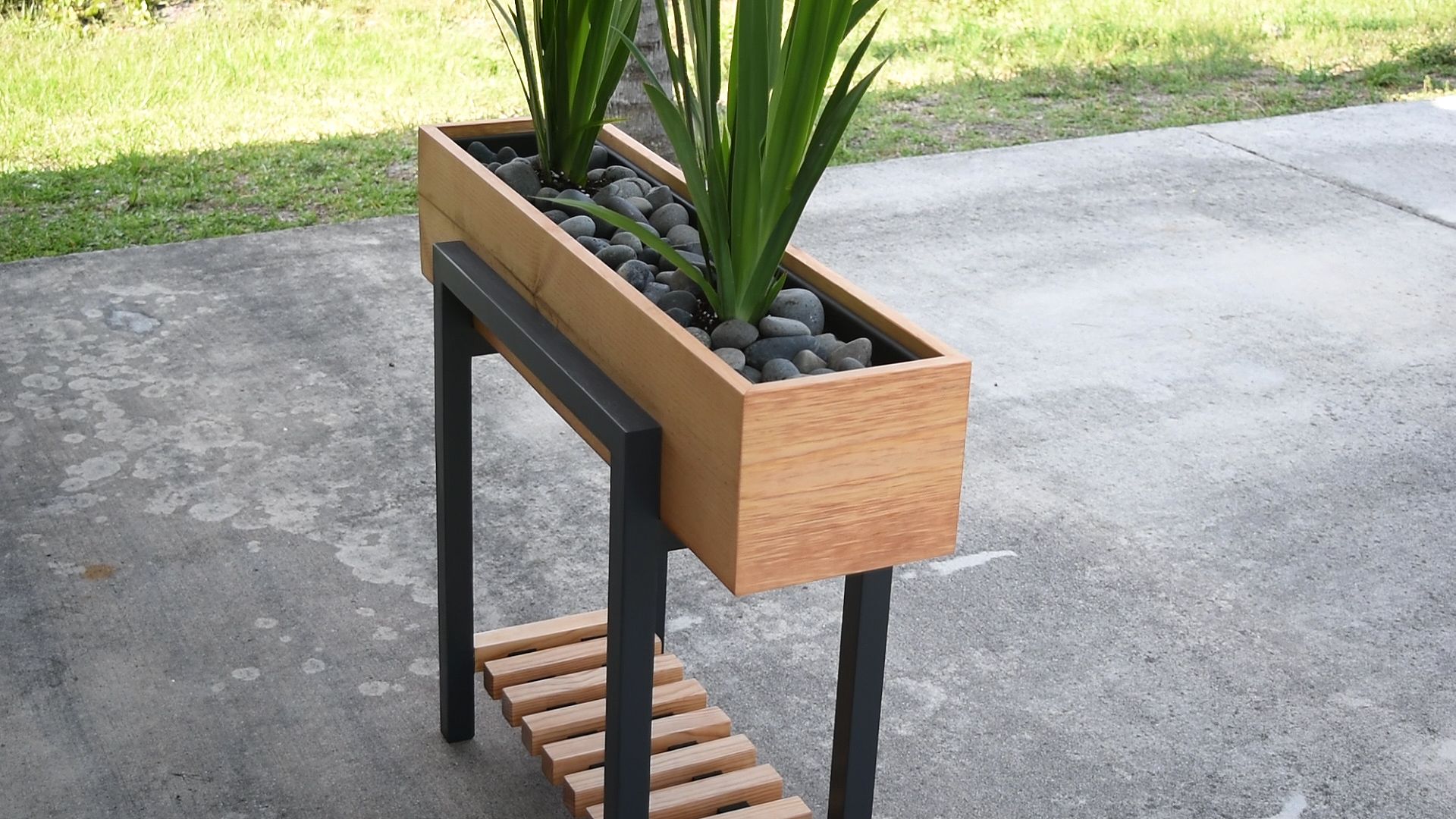 HOW TO MAKE a RAISED PLANTER BOX : 6 Steps (with Pictures) - Instructables