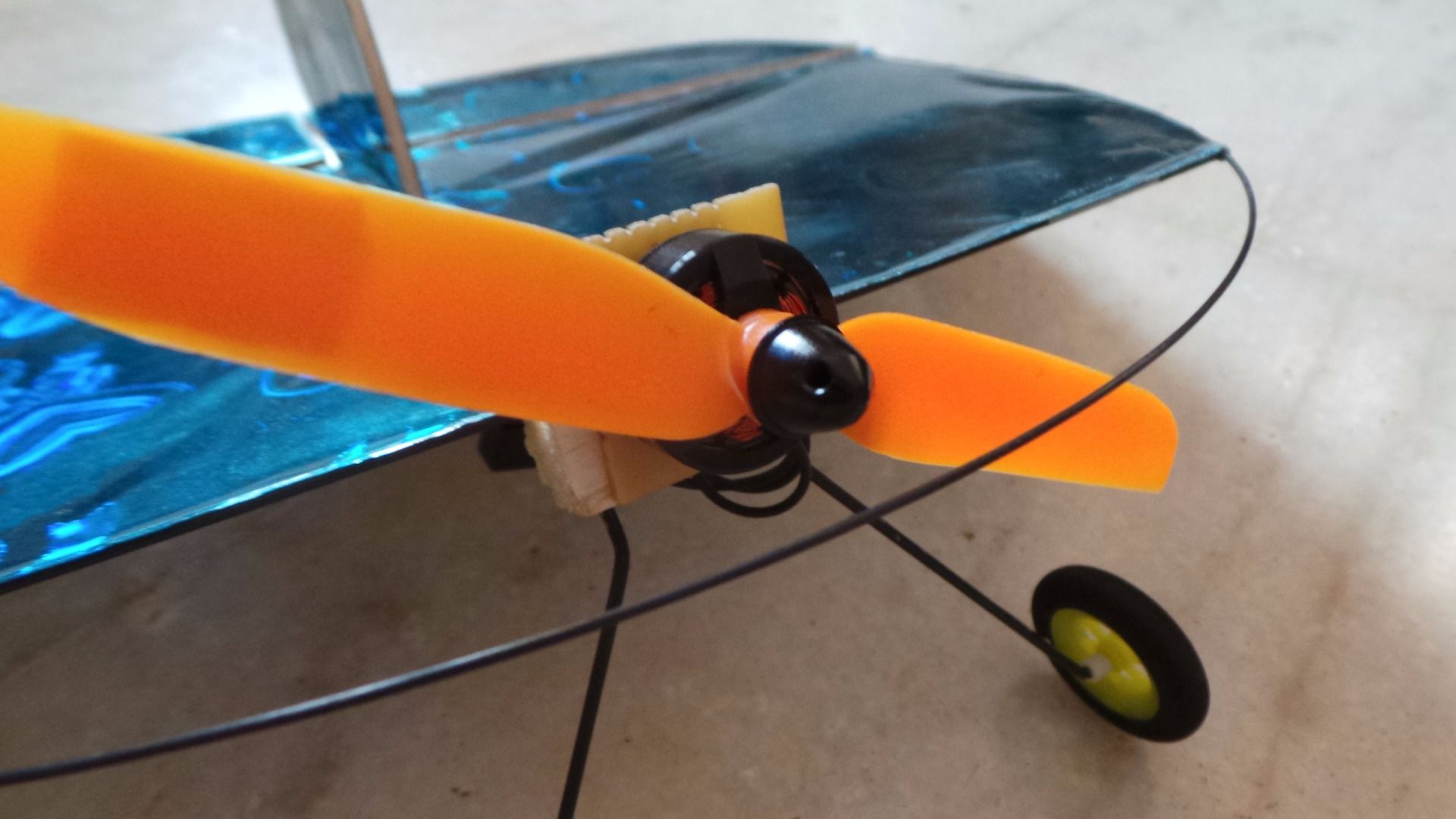 Anything Can Fly!!!( a Simple RC Kite!) : 4 Steps - Instructables