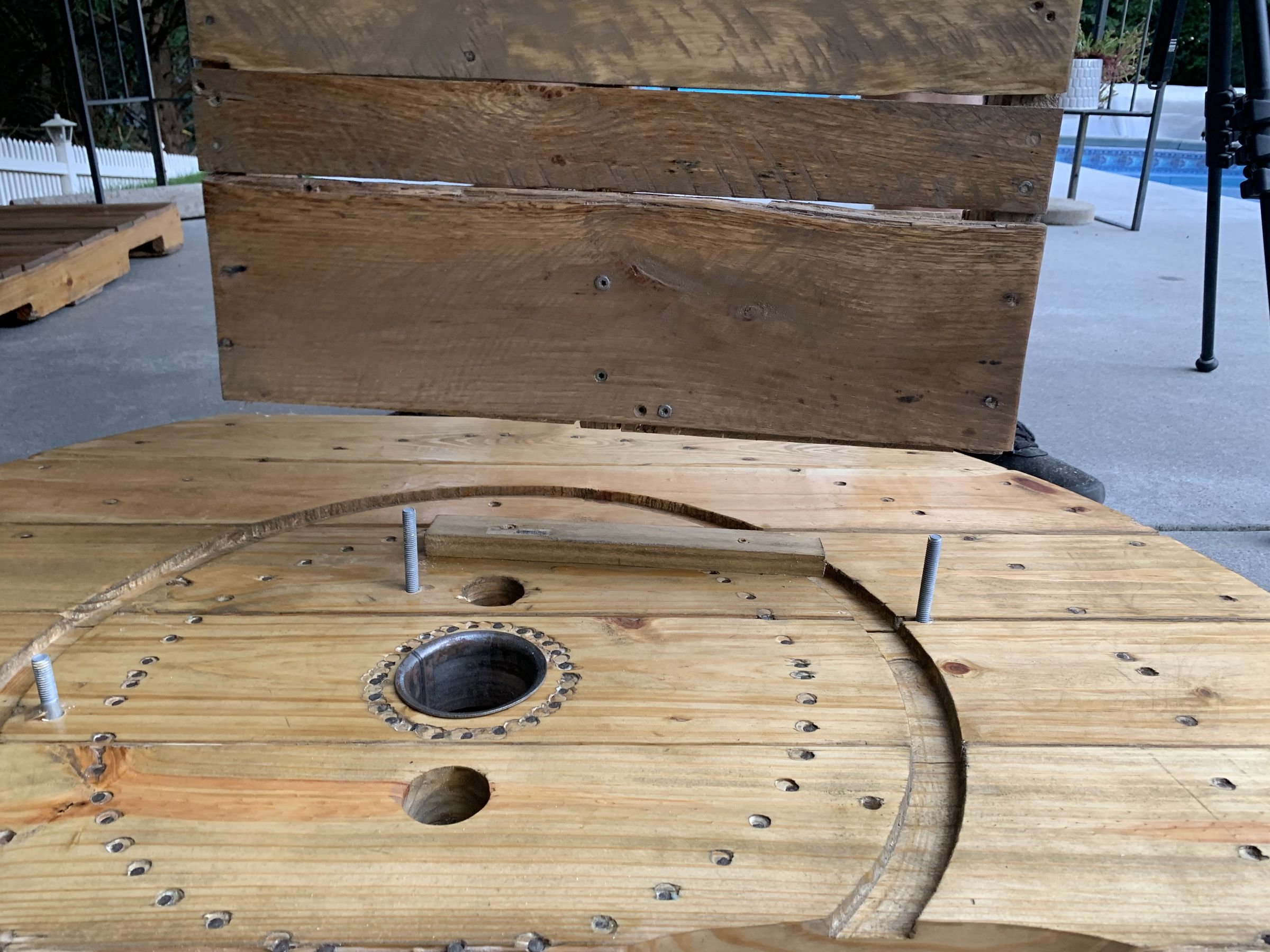 Cable Spool Pallet Bench - DIY Outdoor Seating! : 10 Steps (with ...