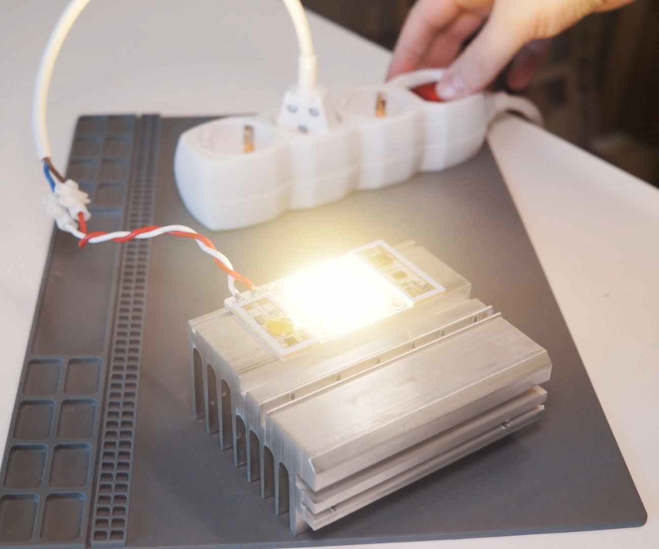 DIY FLOODLIGHT W/AC LEDs (+EFFICIENCY VS DC LEDs) : 21 Steps (with ...
