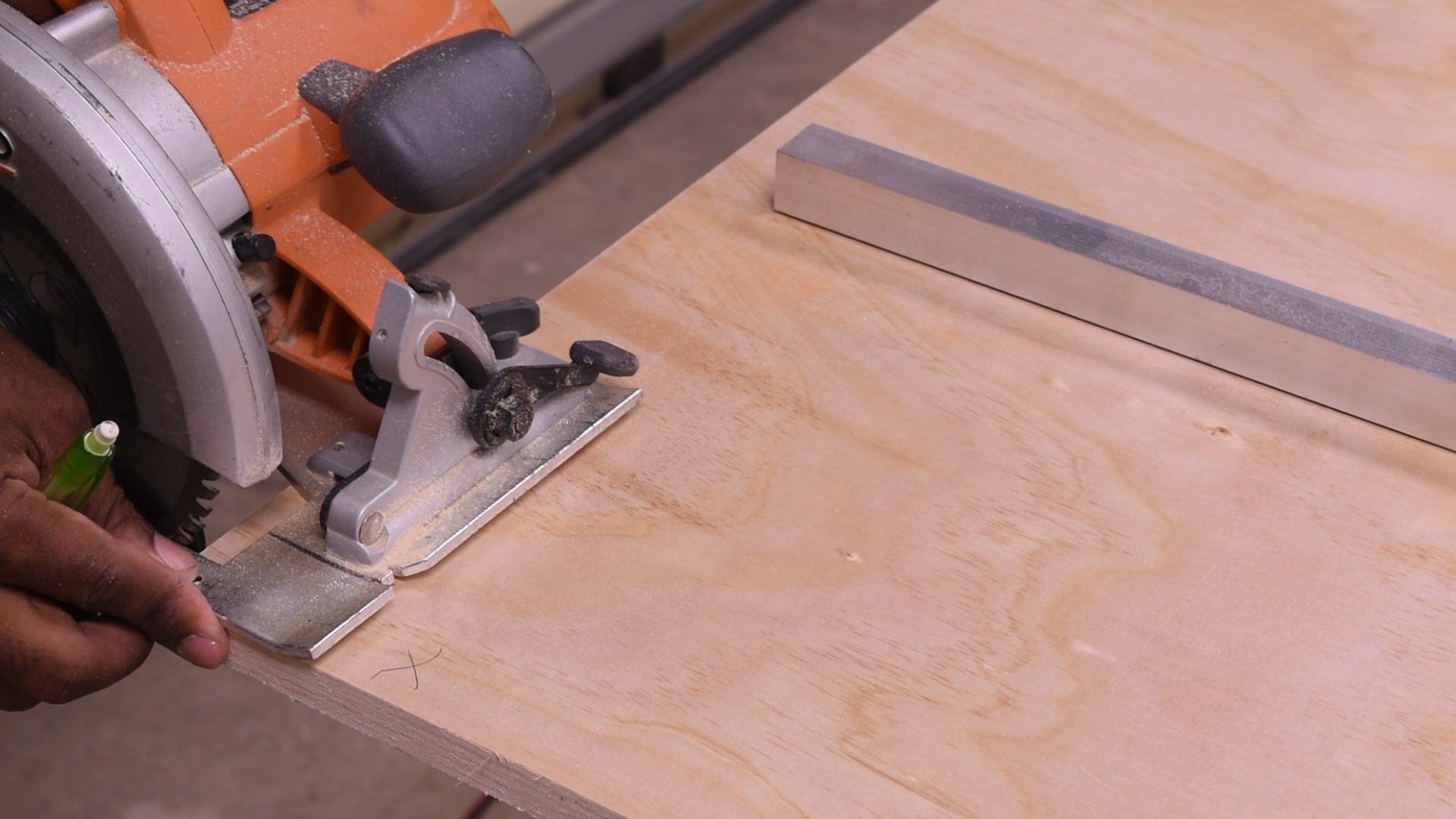 How to Make a Track Saw Guide for a Circular Saw : 8 Steps (with ...