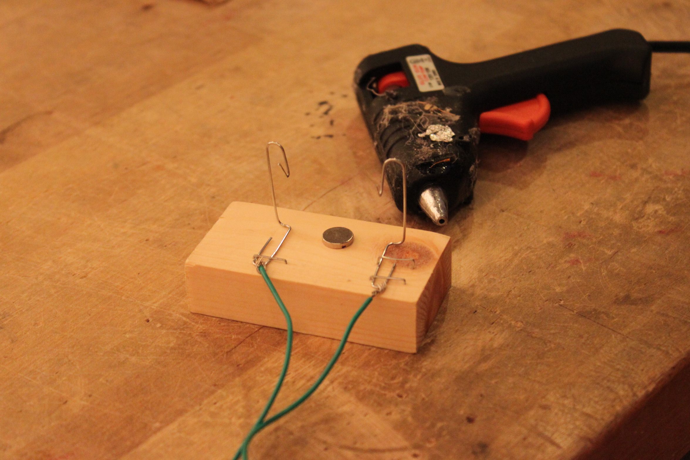 How to Make a Simple Motor : 8 Steps (with Pictures) - Instructables