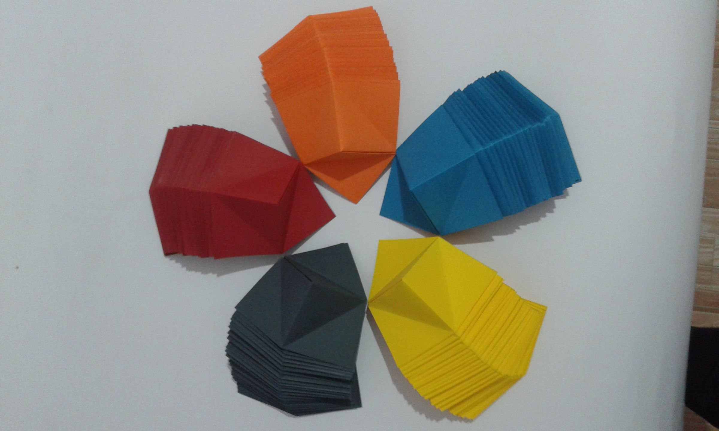 Abstract Origami Wall Decor : 7 Steps (with Pictures) - Instructables