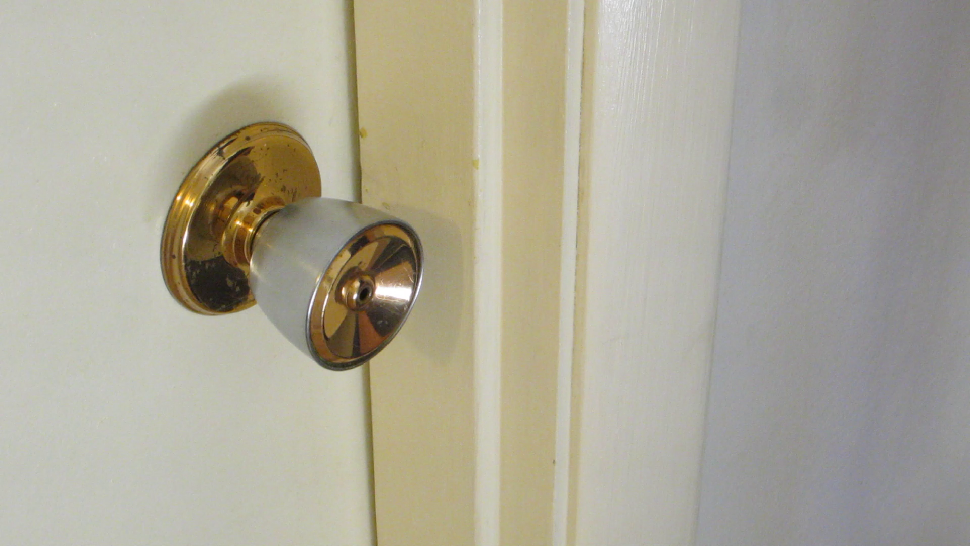 How to Pick Simple Locks/Latches With a Paper Clip : 6 Steps (with ...