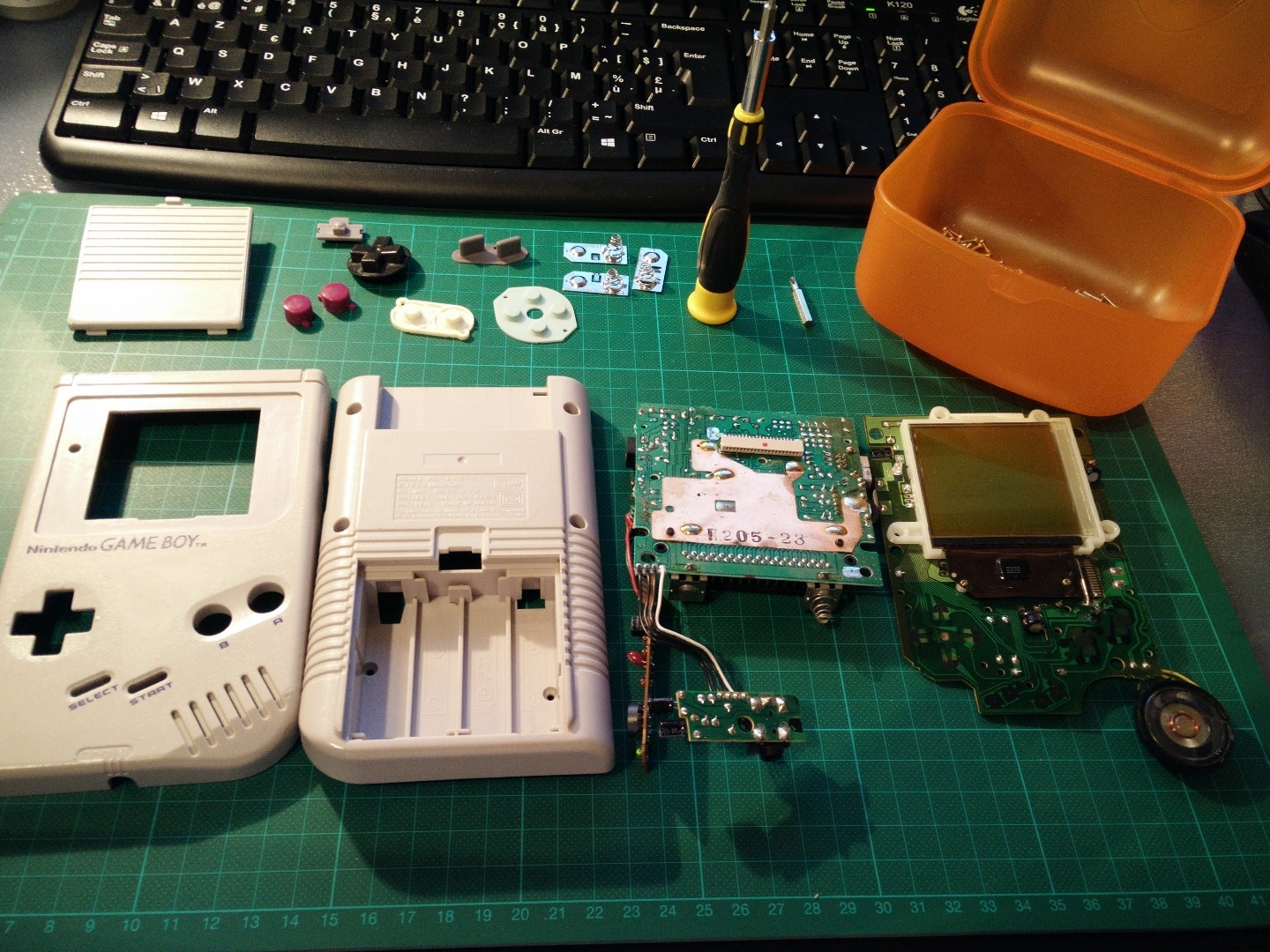 Taking Apart a Nintendo Gameboy : 13 Steps (with Pictures) - Instructables