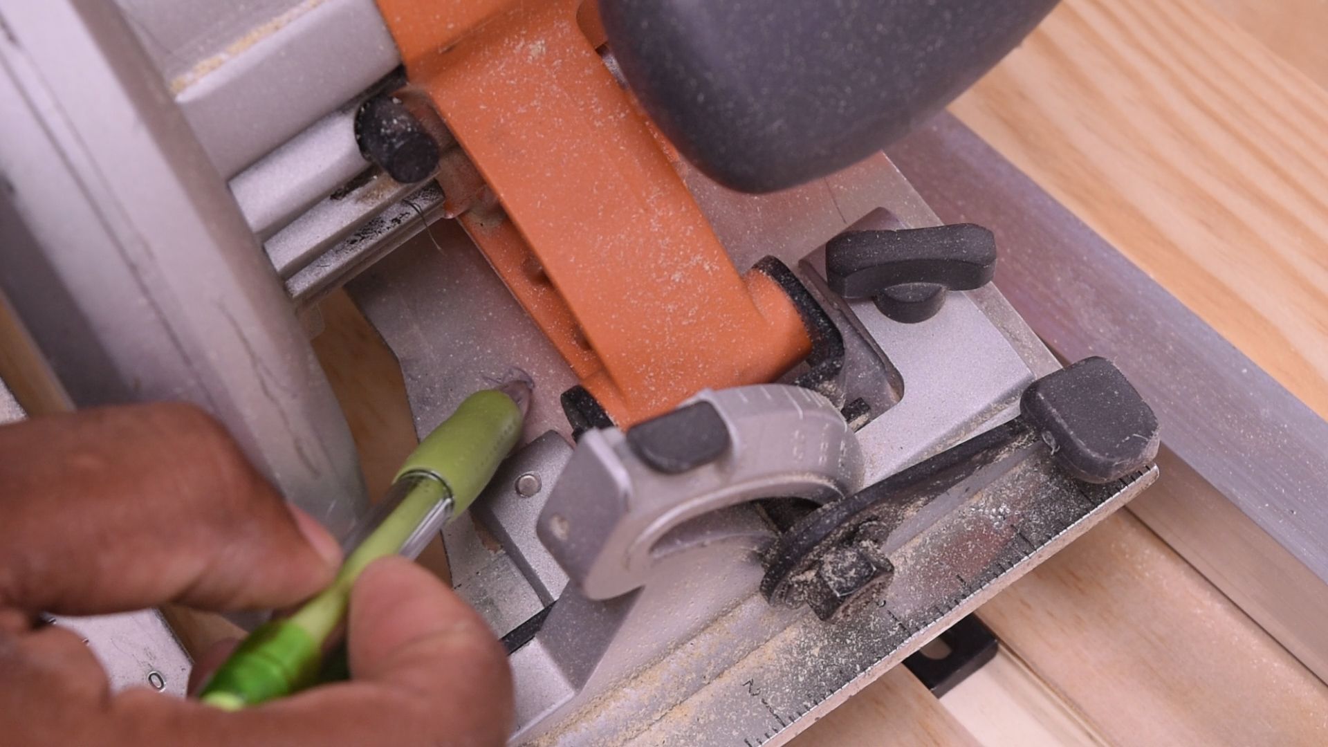 How to Make a Track Saw Guide for a Circular Saw : 8 Steps (with ...