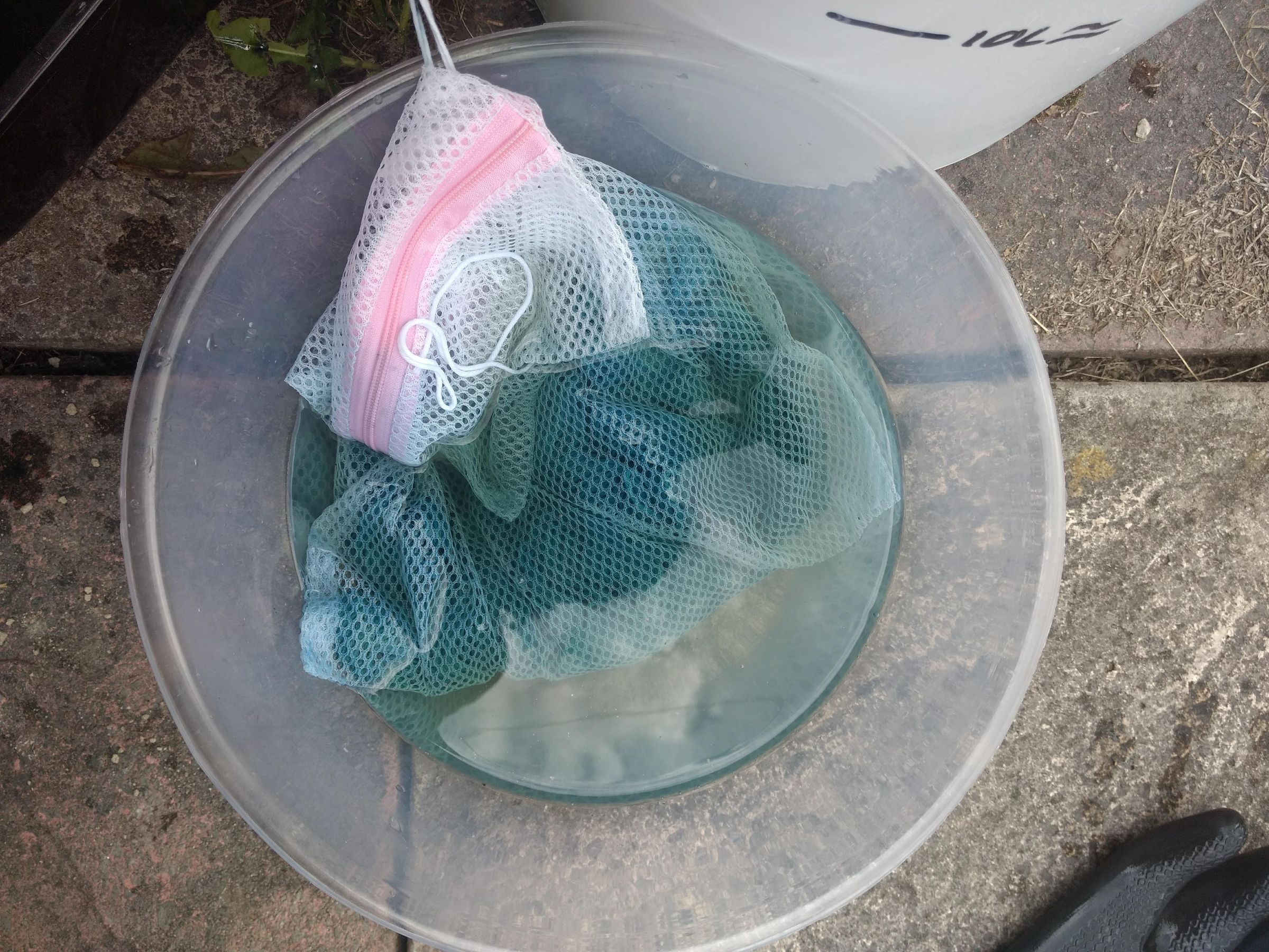 Natural Indigo Gradient Dyeing : 13 Steps (with Pictures) - Instructables