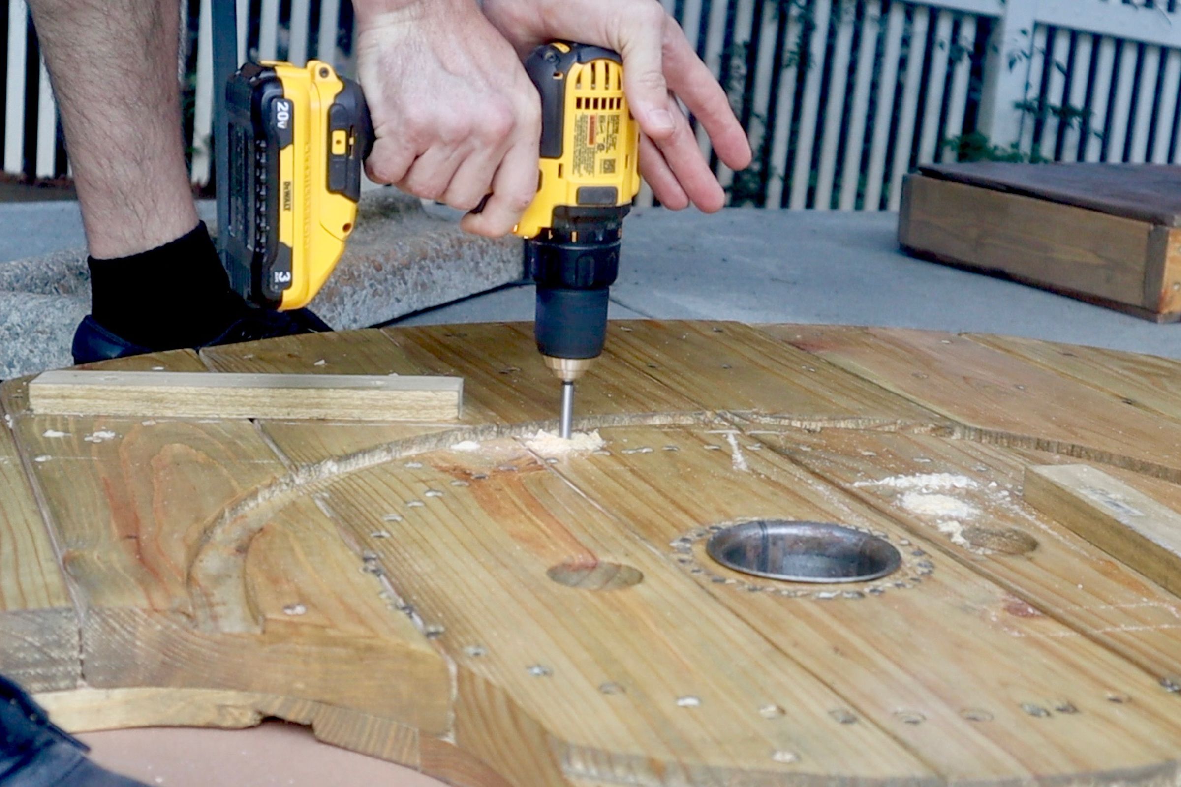 Cable Spool Pallet Bench - DIY Outdoor Seating! : 10 Steps (with ...