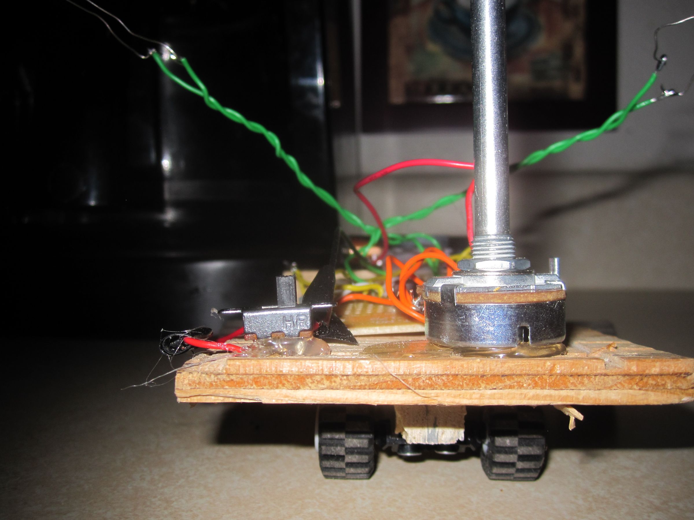 Simple Light Seeking Robot With 555 Timing IC : 10 Steps (with Pictures) - Instructables