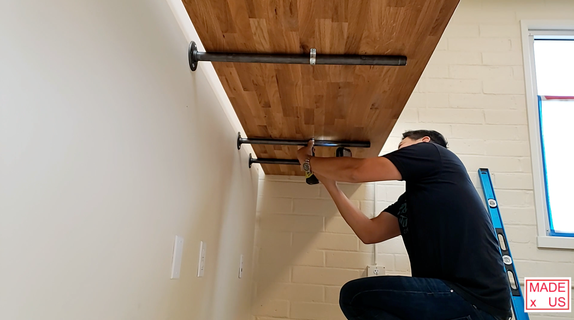 Floating Standing Desk : 7 Steps - Instructables