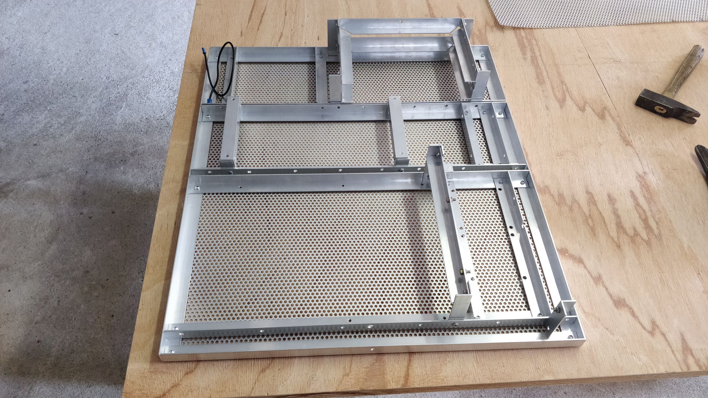 Desk With Built-in Computer and Laptop Height Stand : 10 Steps (with ...