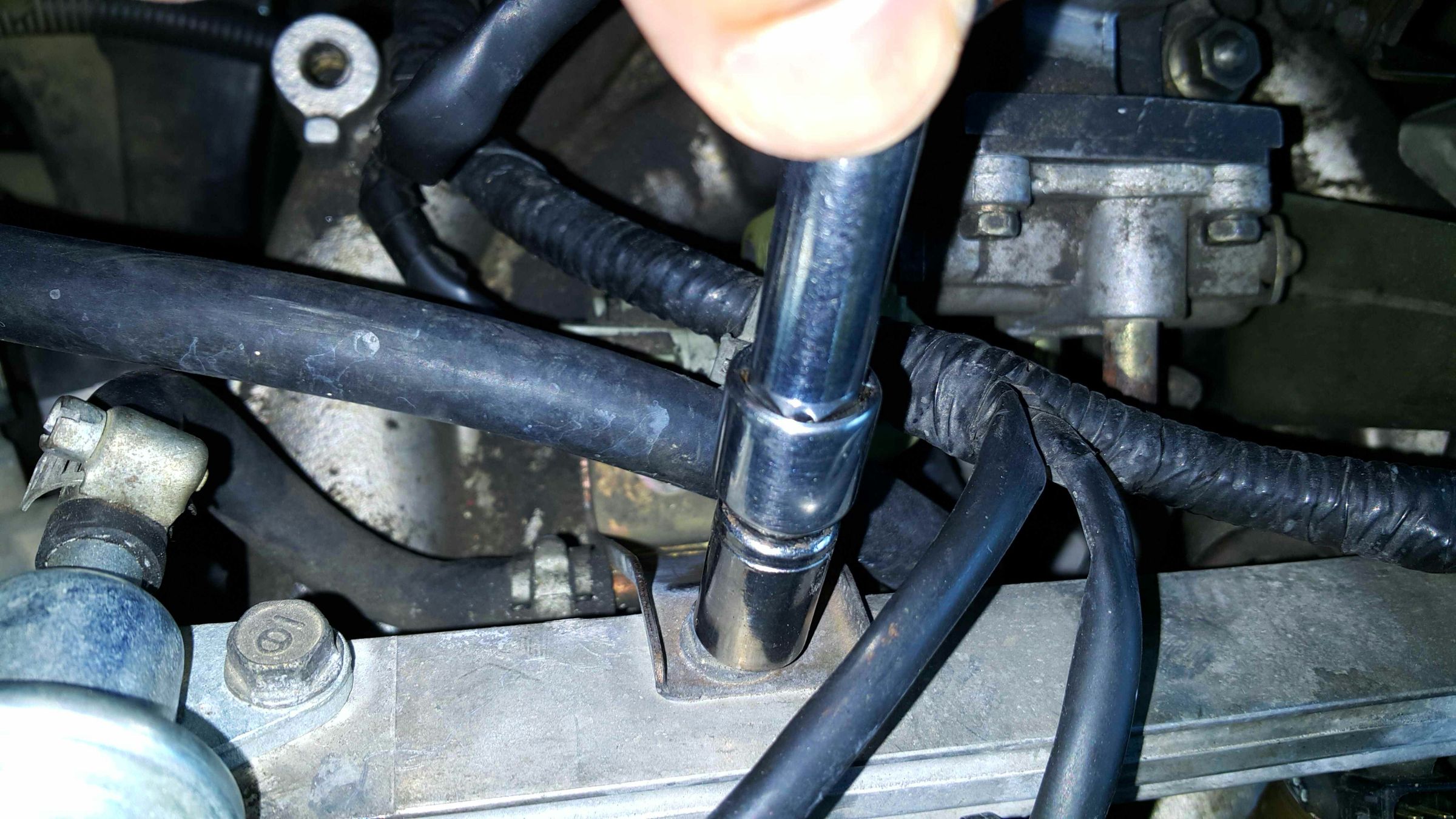 Replacing Fuel Injectors (Honda Civic 1999 D15B) : 6 Steps (with ...