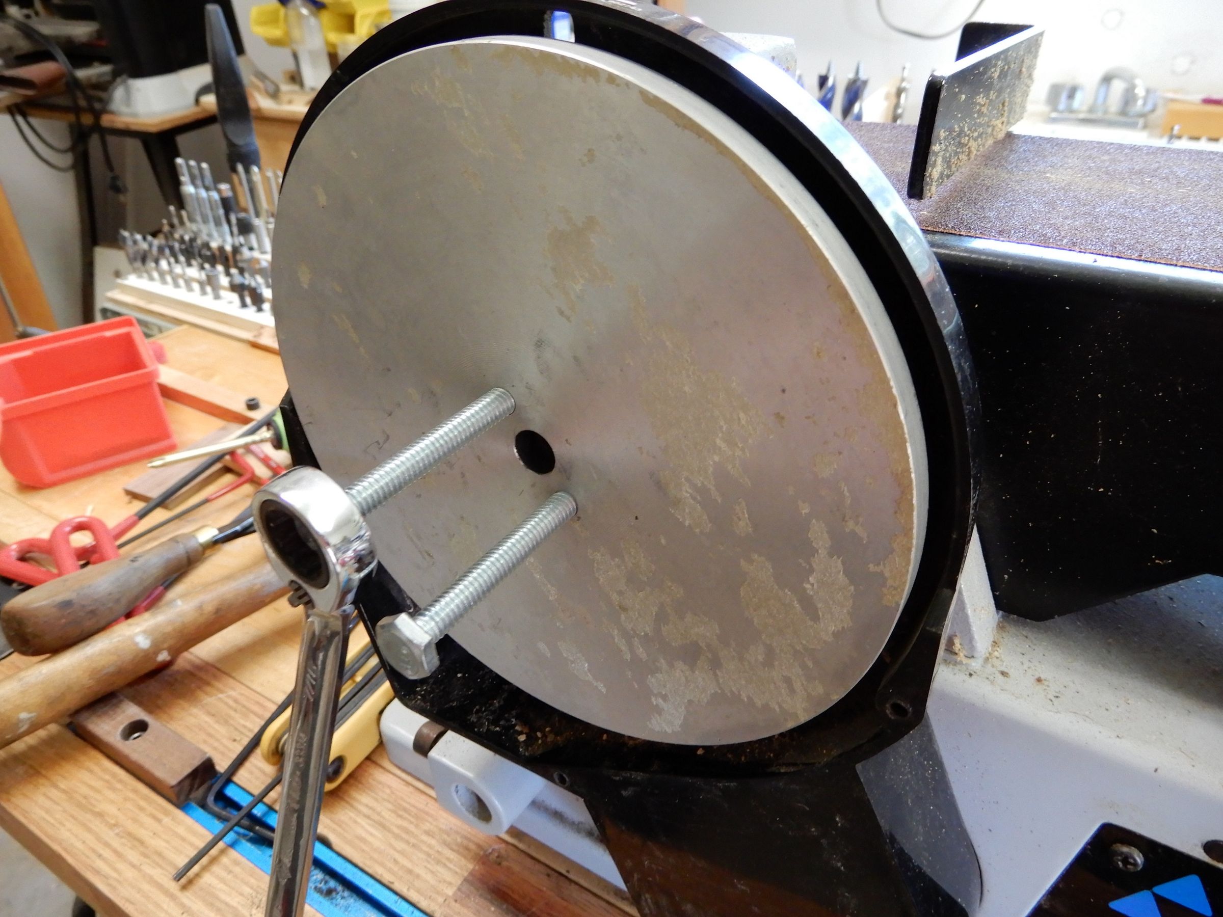 Quicker Way to Remove Stuck Sanding Disk Plate on Delta SA446 : 4 Steps ...