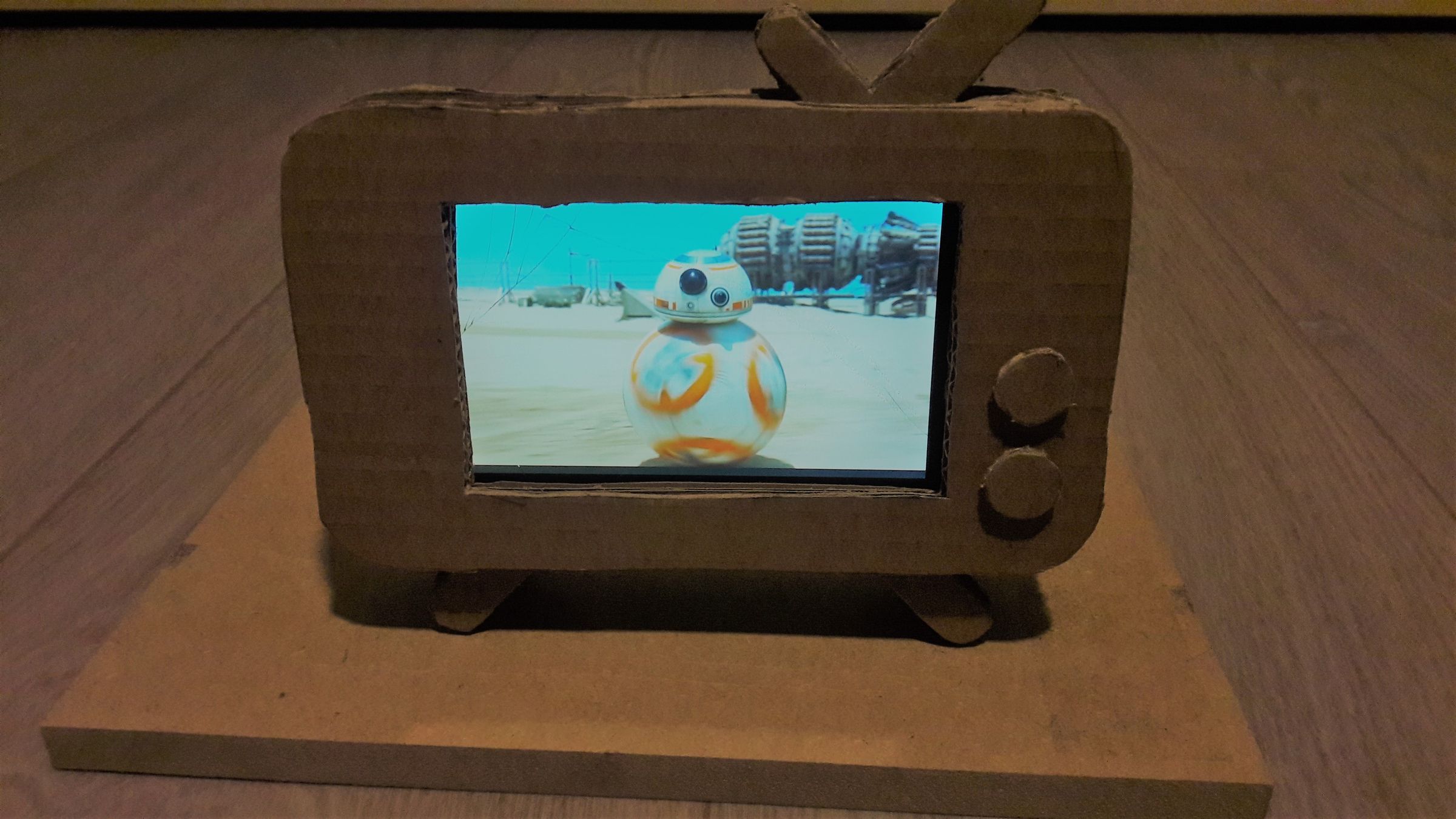 Cardboard Phone Tv : 7 Steps (with Pictures) - Instructables