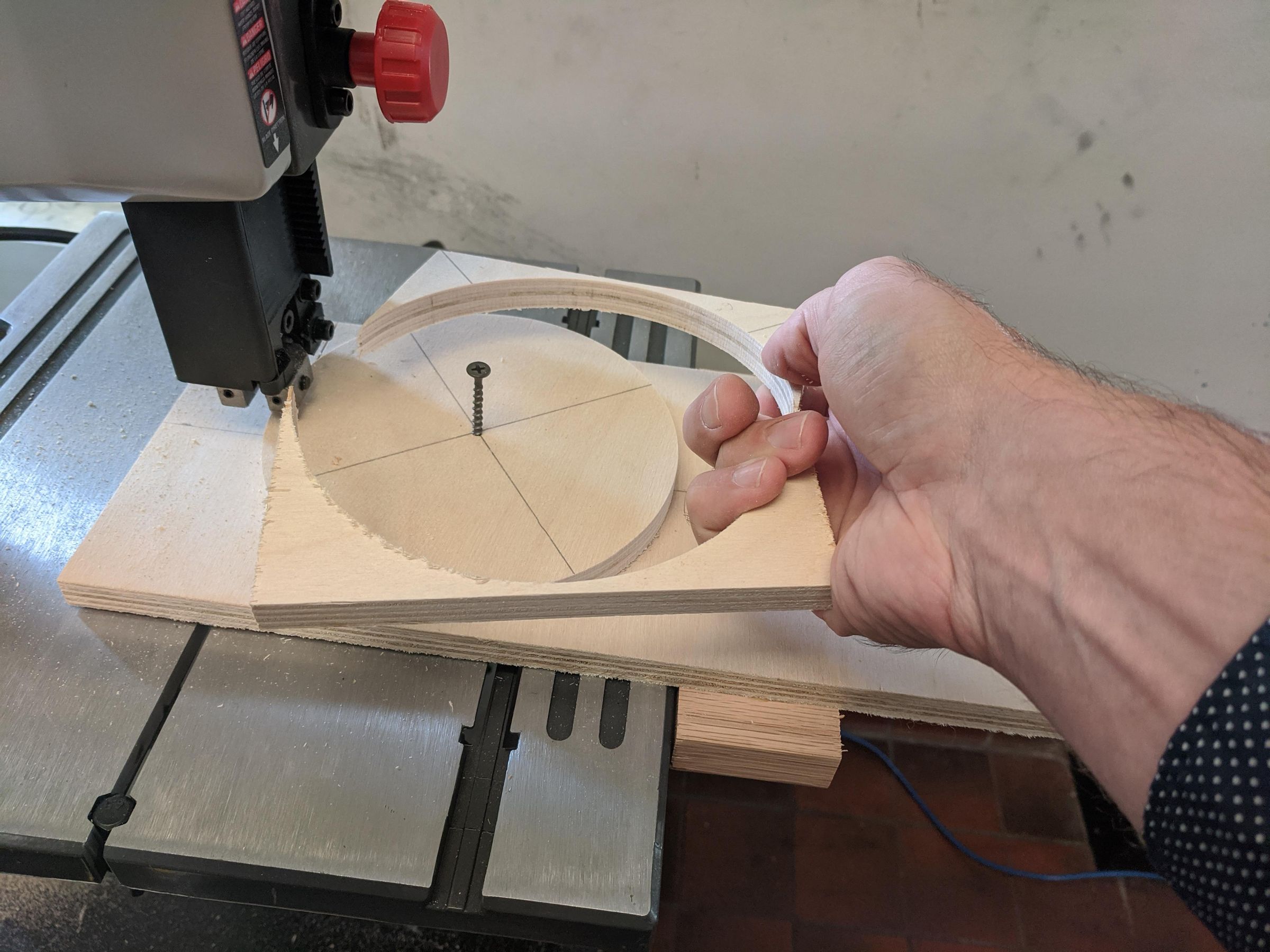 Bandsaw Circle-Cutting Jig (Super Quick and Rough) : 6 Steps (with ...