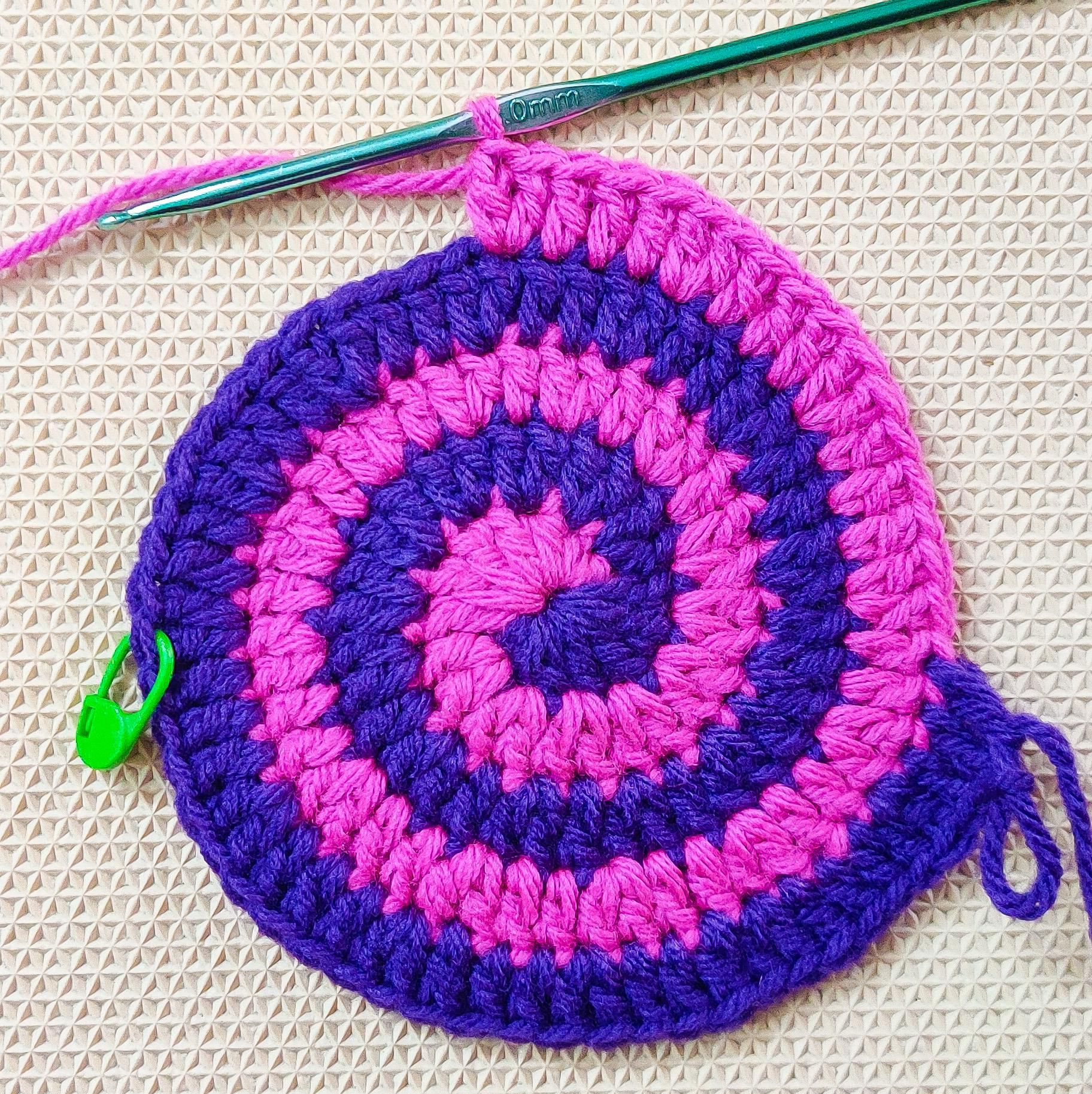 How to Make a Solid Two Color Spiral Crochet Circle : 8 Steps (with ...