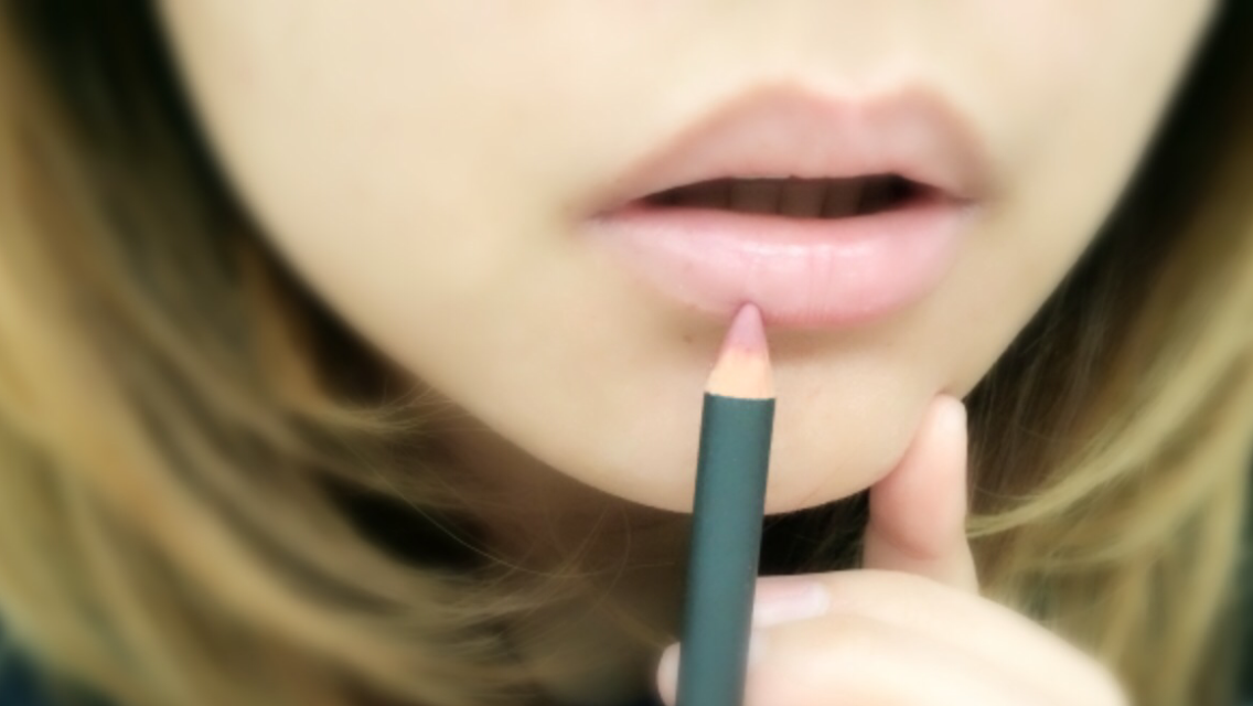 How to Use Lip Liner : 5 Steps (with Pictures) - Instructables