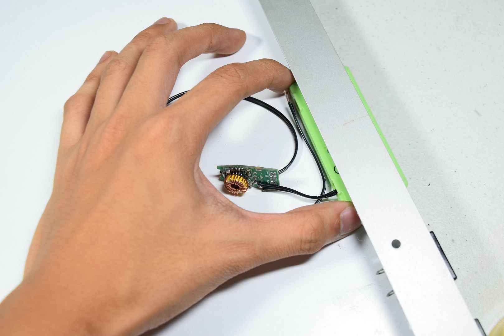 DIY Portable Solar Powerbank (w/ 110v Outlets & USB Ports) : 33 Steps ...