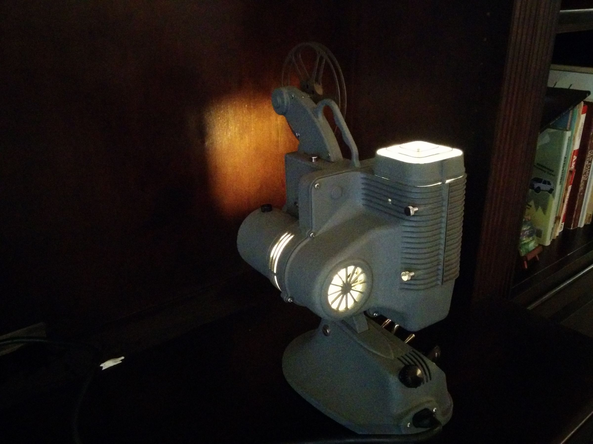 8mm Home Movie Projector Lamp : 6 Steps - Instructables