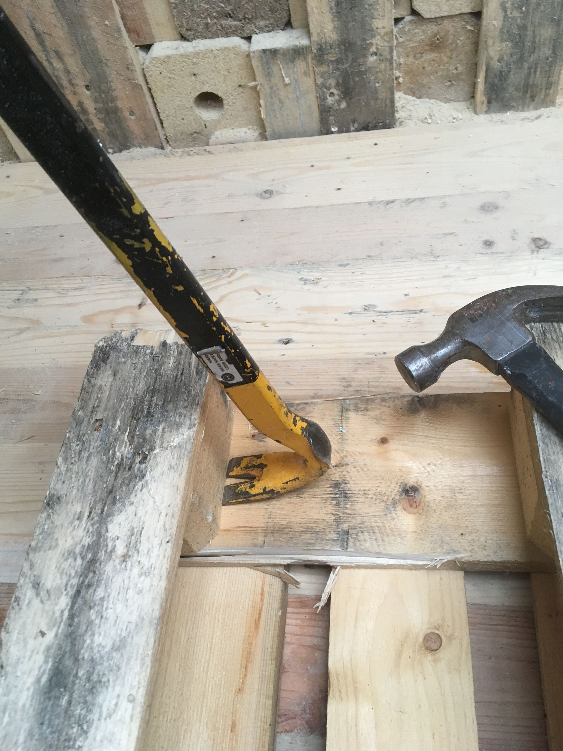 How to Disassemble a Pallet Efficiently : 8 Steps (with Pictures ...