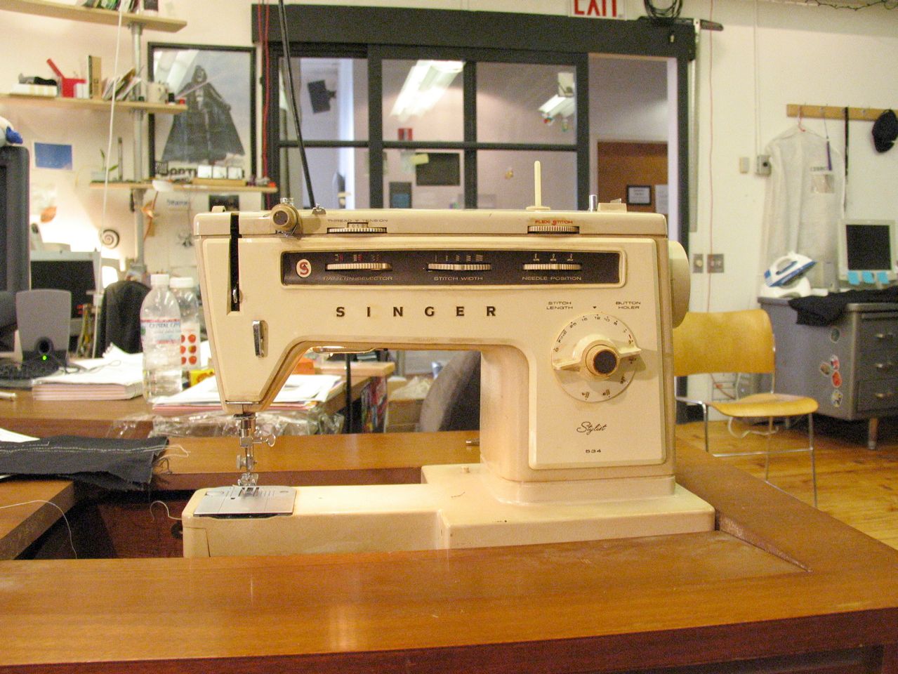 Threading the ITP Singer 534 Stylist : 4 Steps - Instructables