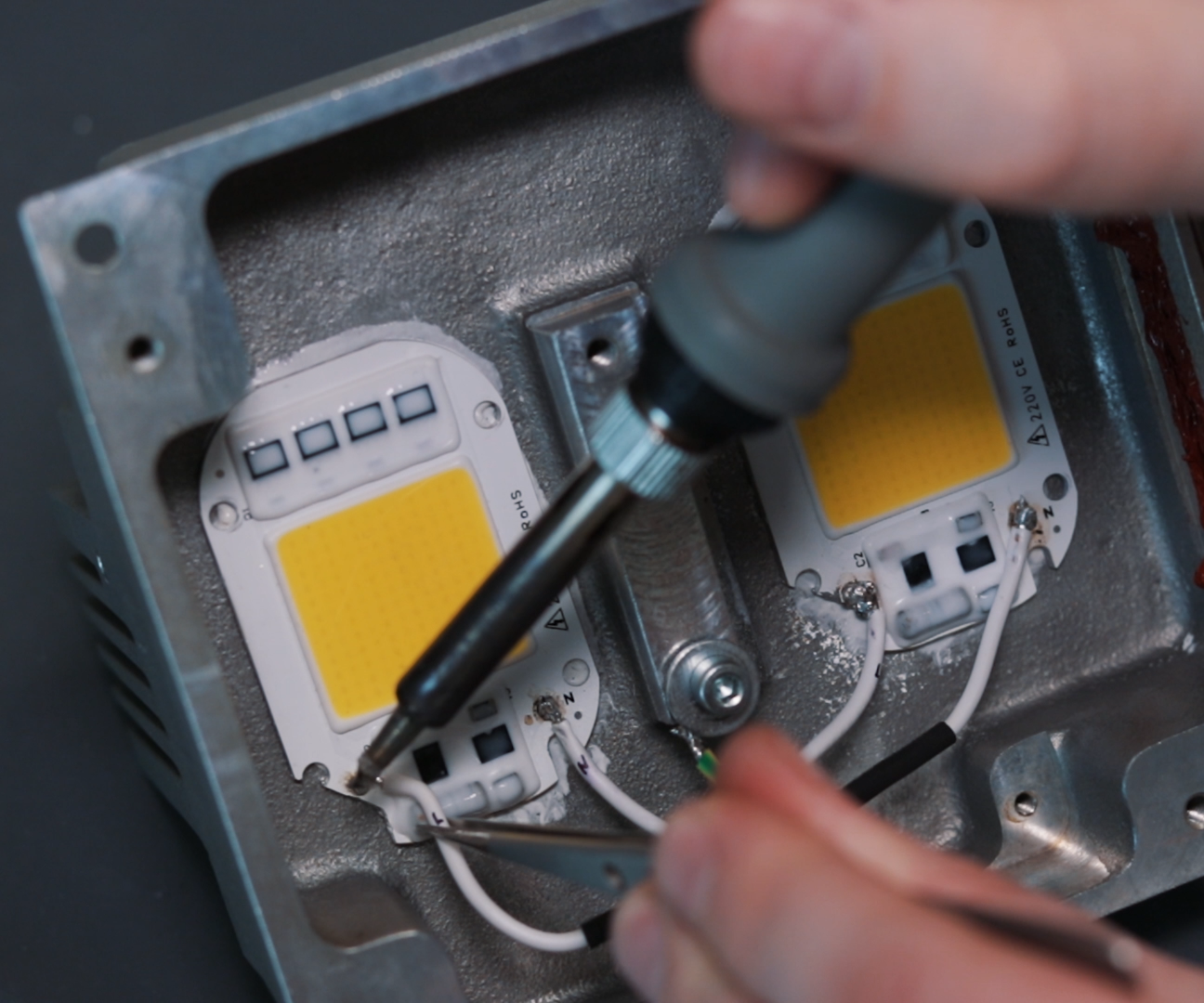 DIY FLOODLIGHT W/AC LEDs (+EFFICIENCY VS DC LEDs) : 21 Steps (with ...