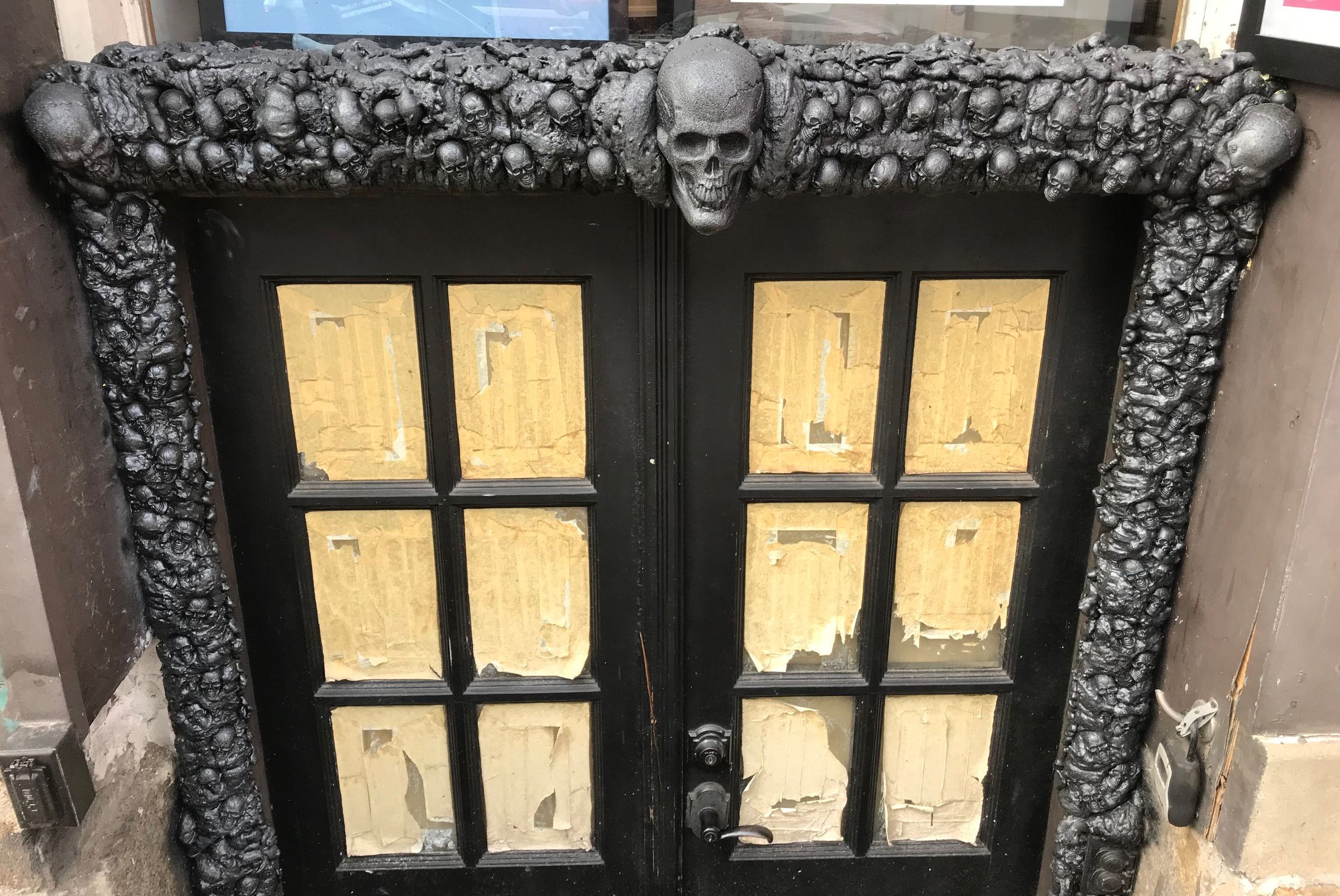 Skull Door Frame Entrance Decoration : 4 Steps (with Pictures ...
