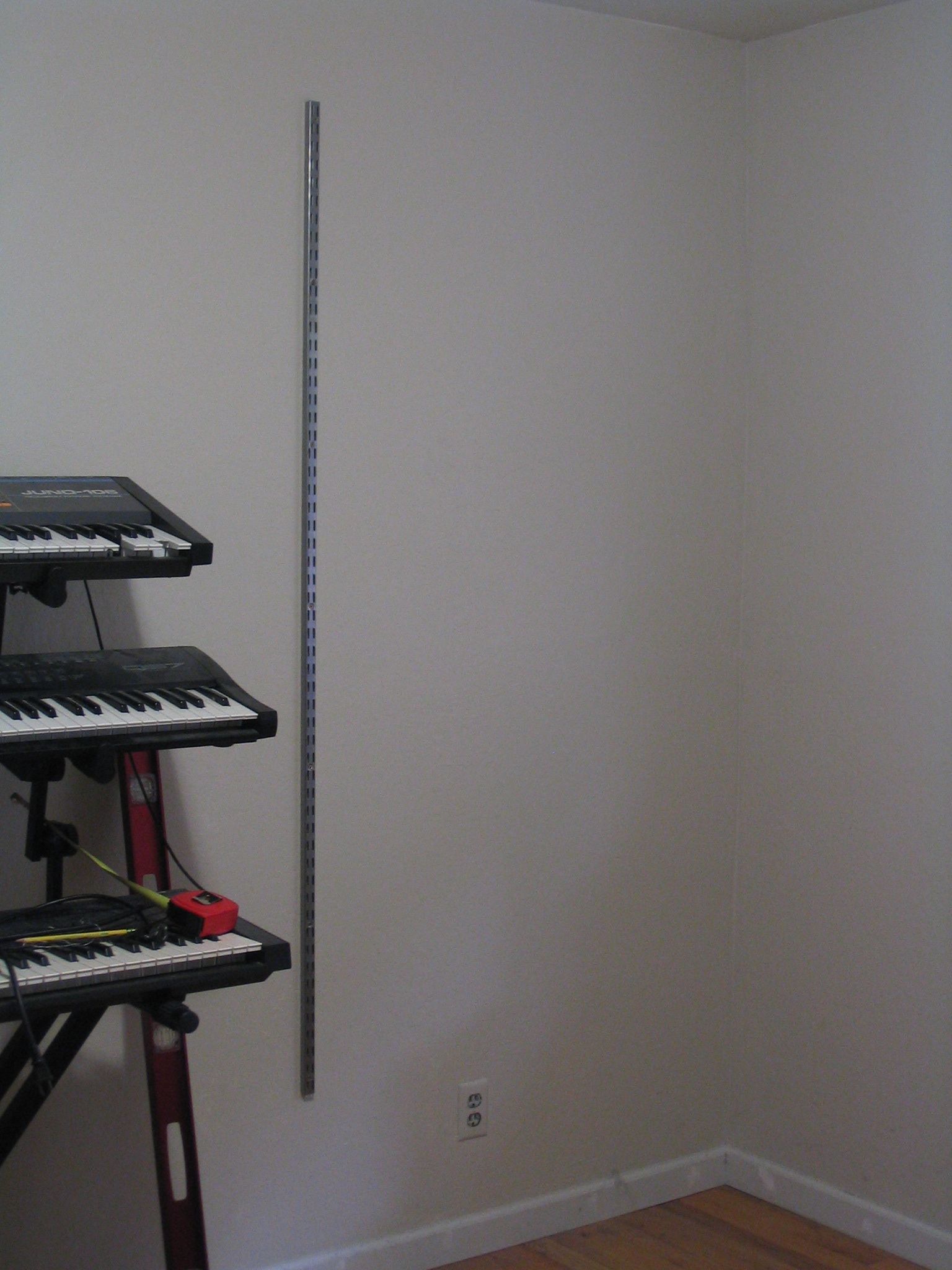 How to Install Standard-and-Bracket Book Shelves : 7 Steps (with ...