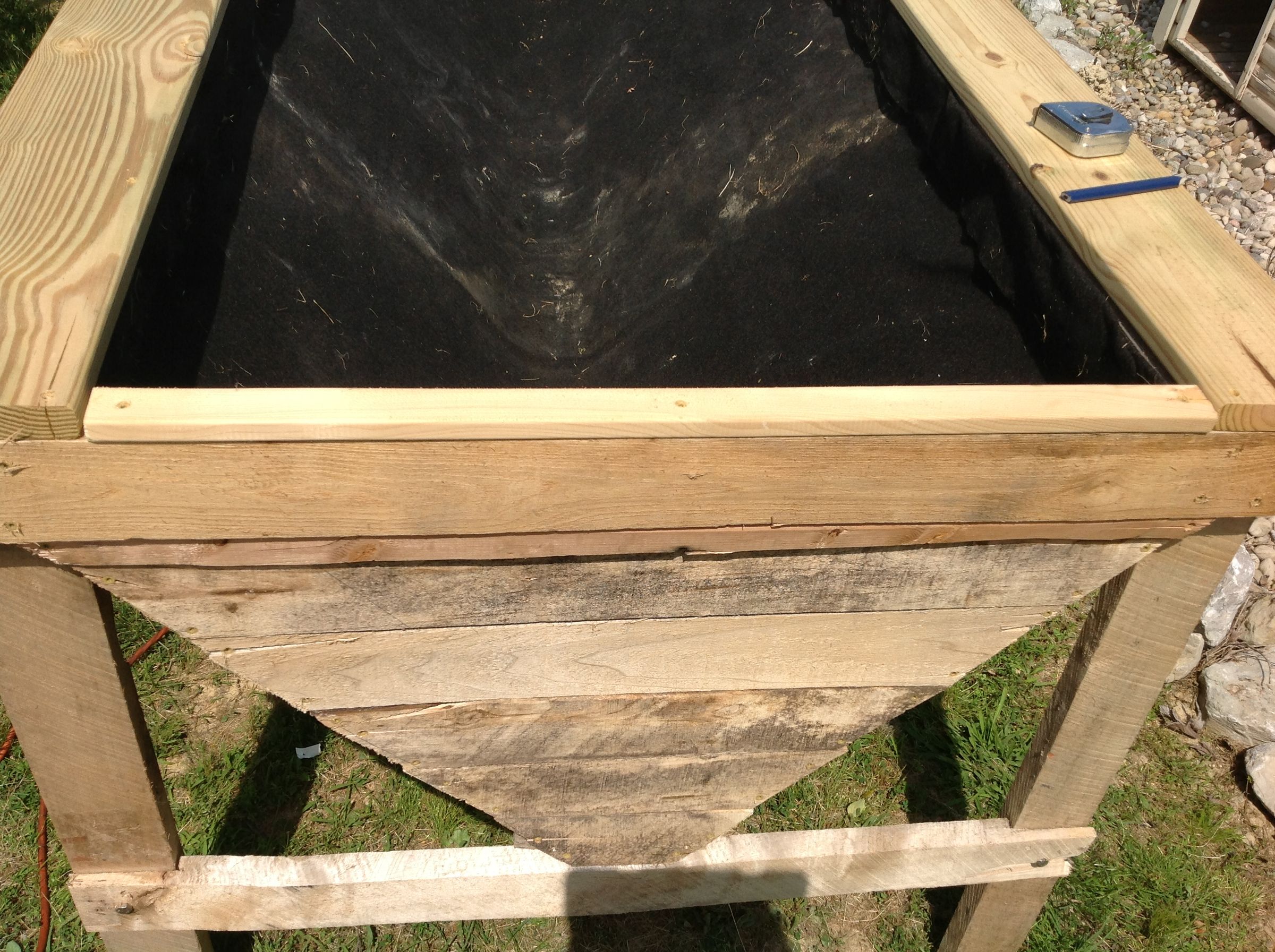 Raised Planter Bed From Pallets : 8 Steps (with Pictures) - Instructables
