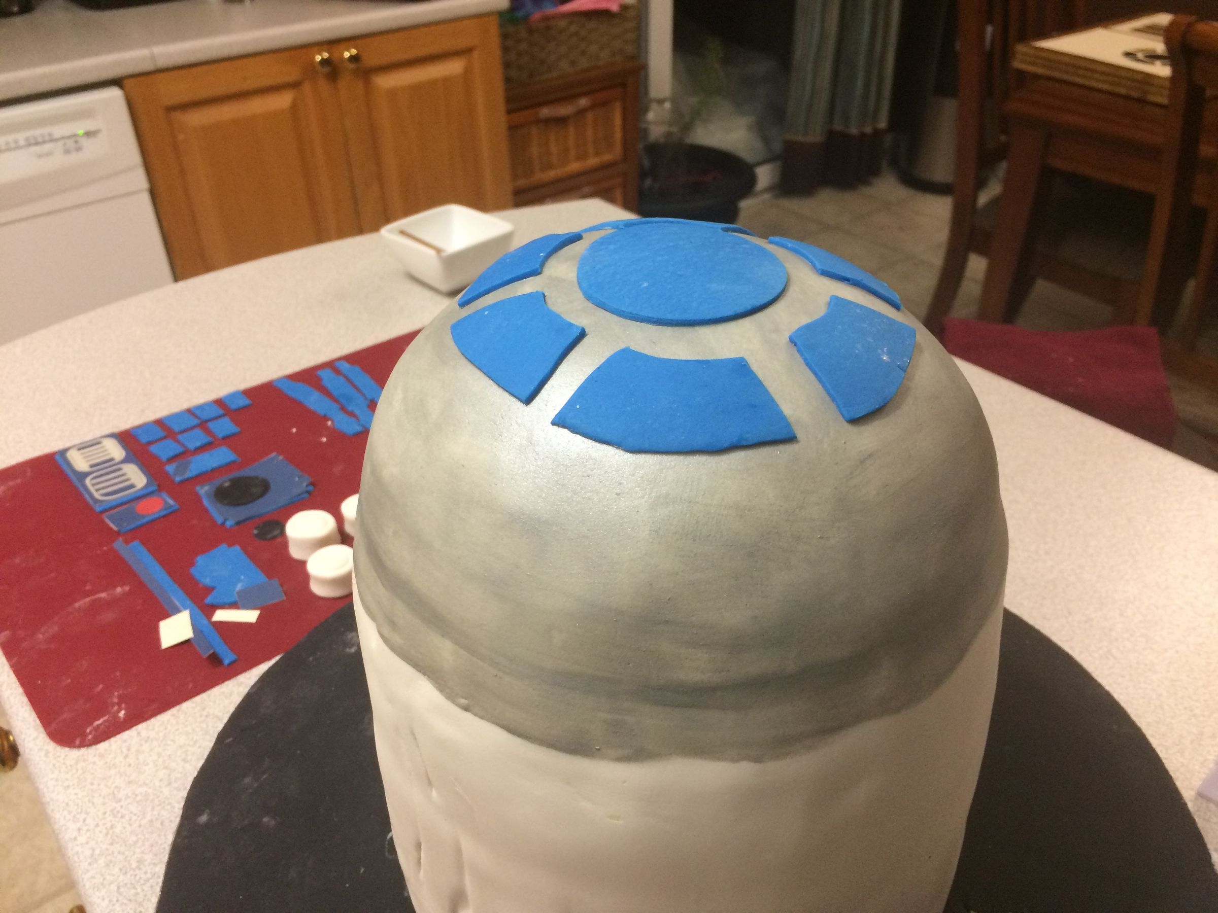 R2-D2 Cake : 5 Steps (with Pictures) - Instructables