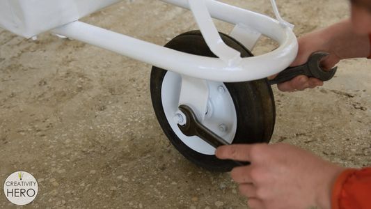 Turning an Old and Rusty Wheelbarrow Into a Flower Planter : 11 Steps ...