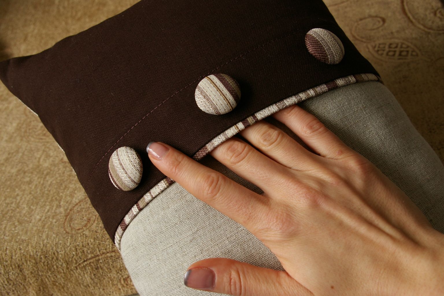 Make Double-sided Pillow Case With Button Decoration and Envelope ...