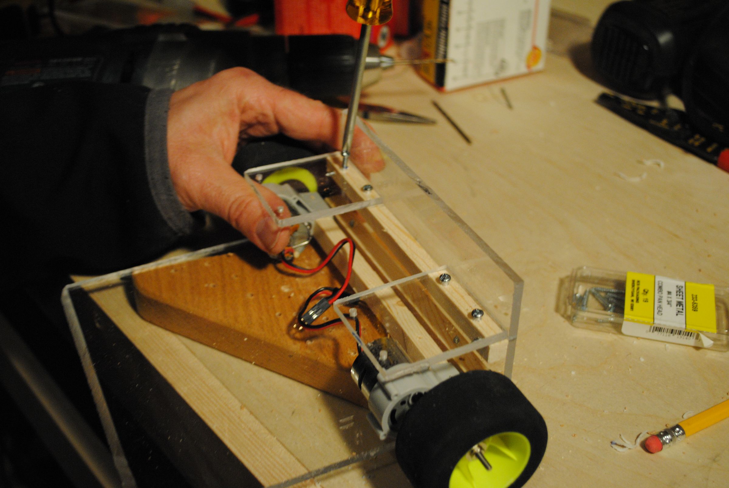 How to Make a Sumo Bot (Science Olympiad 2011 Rules) : 14 Steps (with ...