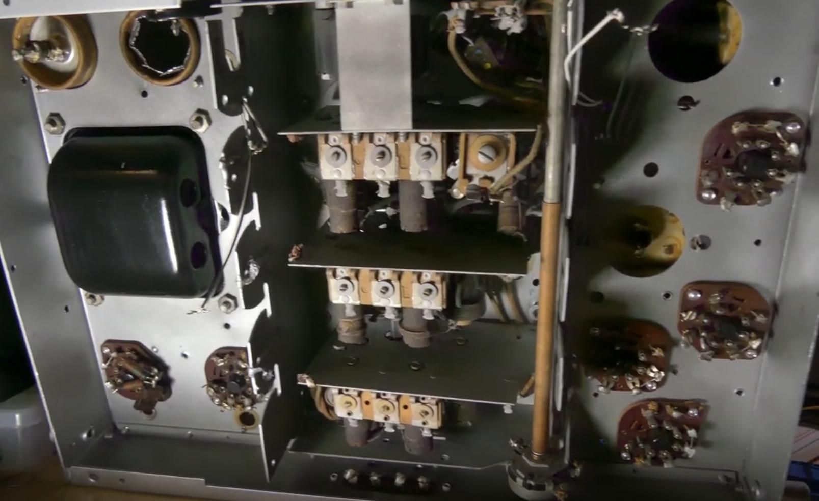 Retro Radio With a Hidden Secret! Old School Style With New School ...