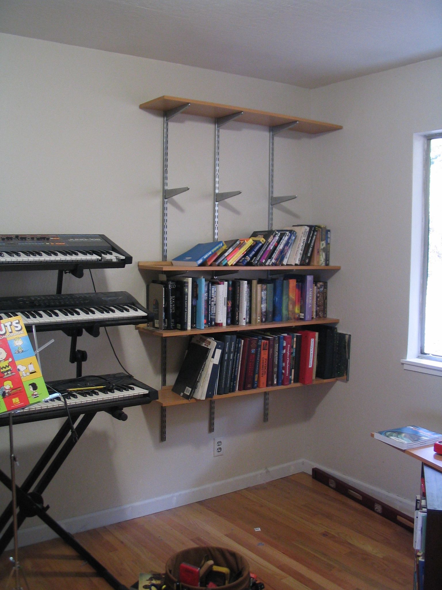 How to Install Standard-and-Bracket Book Shelves : 7 Steps (with ...
