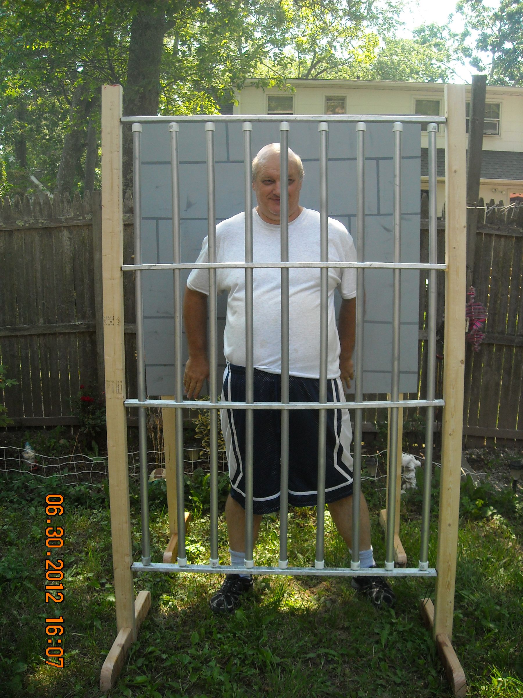 Fake Jail Cell Prop for Pictures : 8 Steps - Instructables