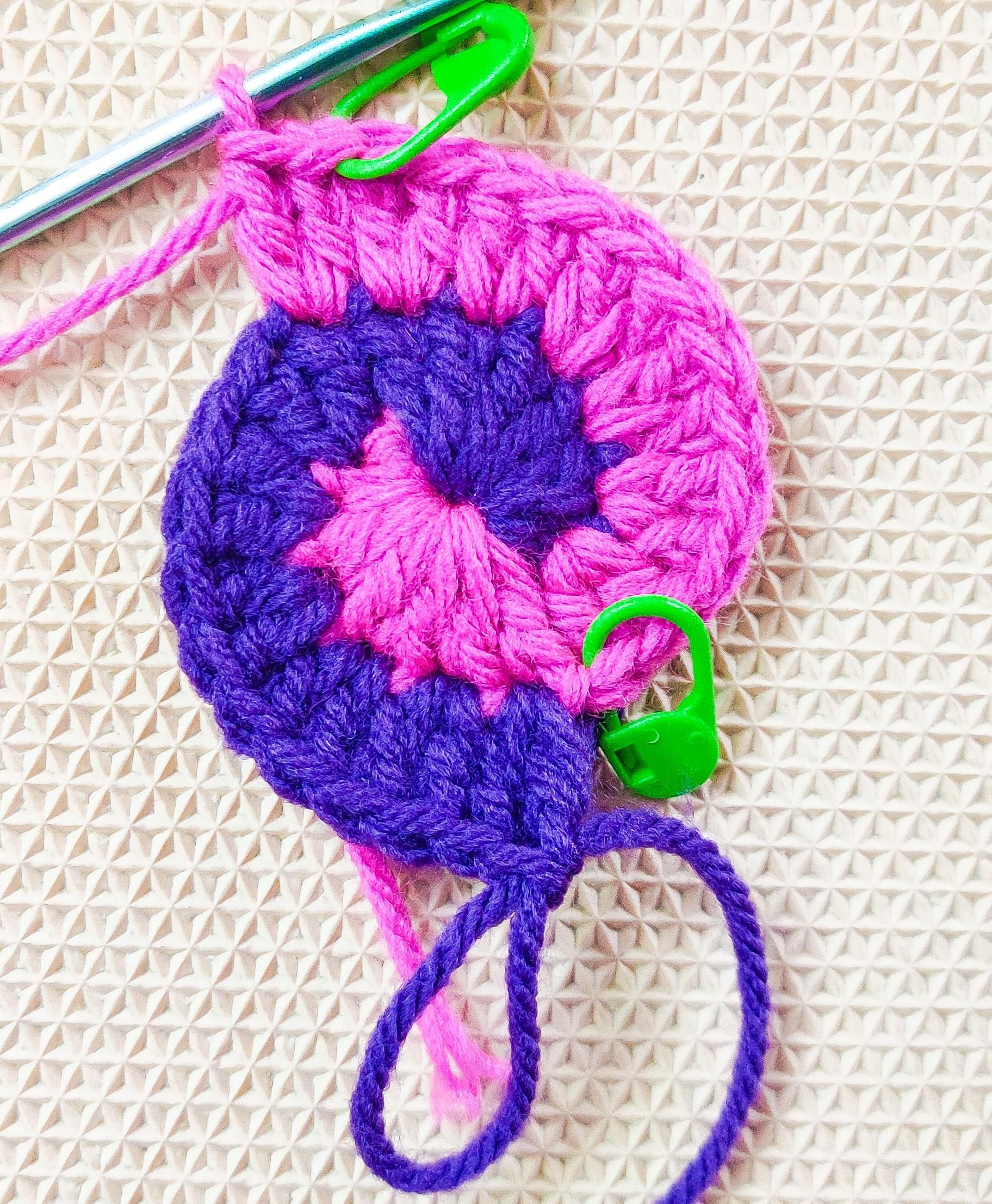 How to Make a Solid Two Color Spiral Crochet Circle : 8 Steps (with ...