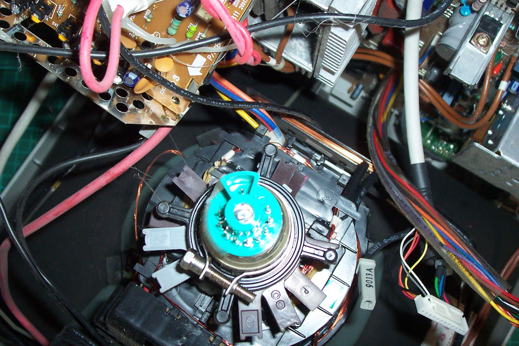 How to Safely Disassemble a CRT Monitor : 5 Steps - Instructables