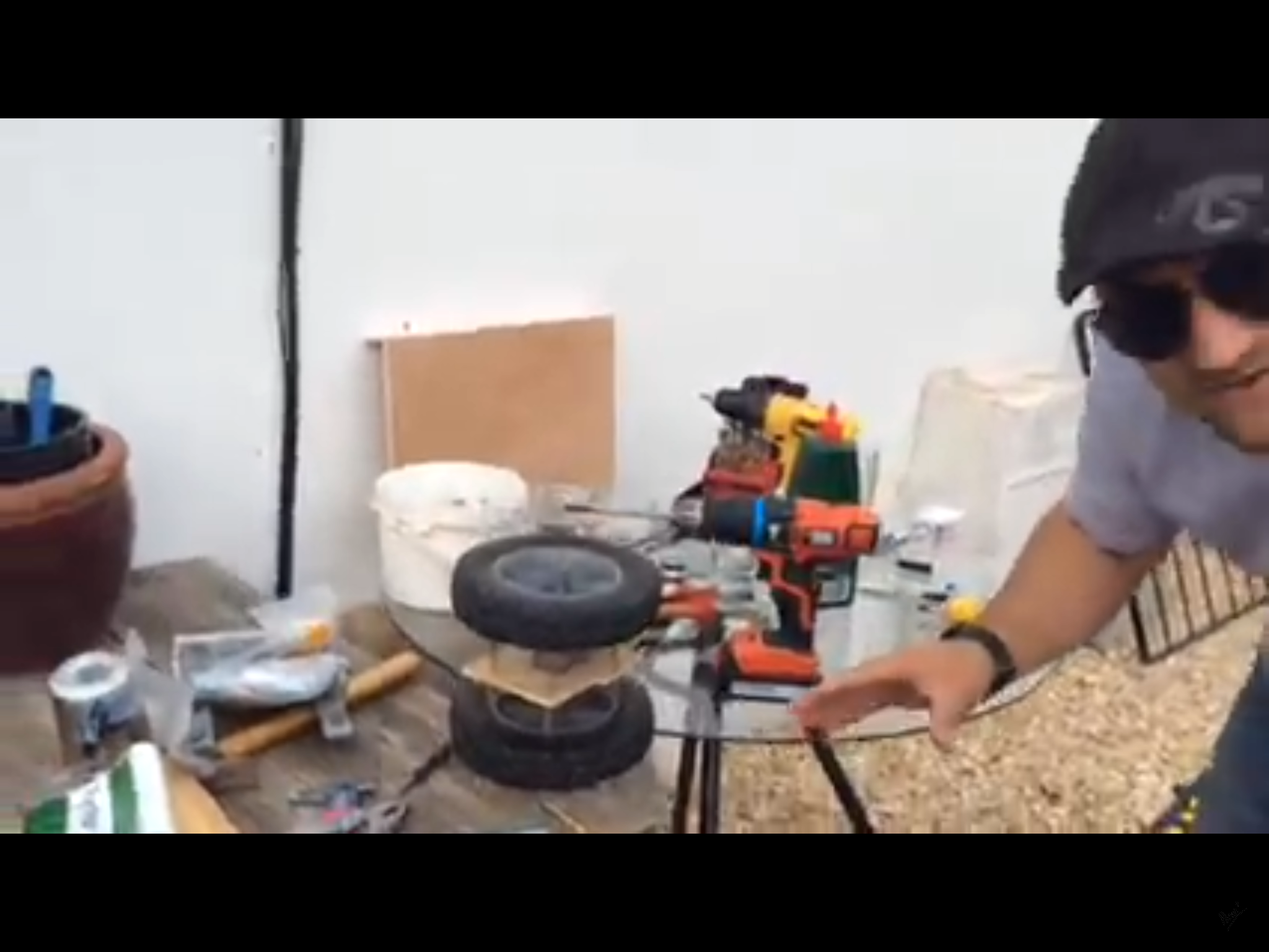 Arduino Controlled Robot Lawnmower - Ultrasonic and RGB Sensors ( Arduino 控制機器割草機 - 超聲波和RGB傳感器 ...