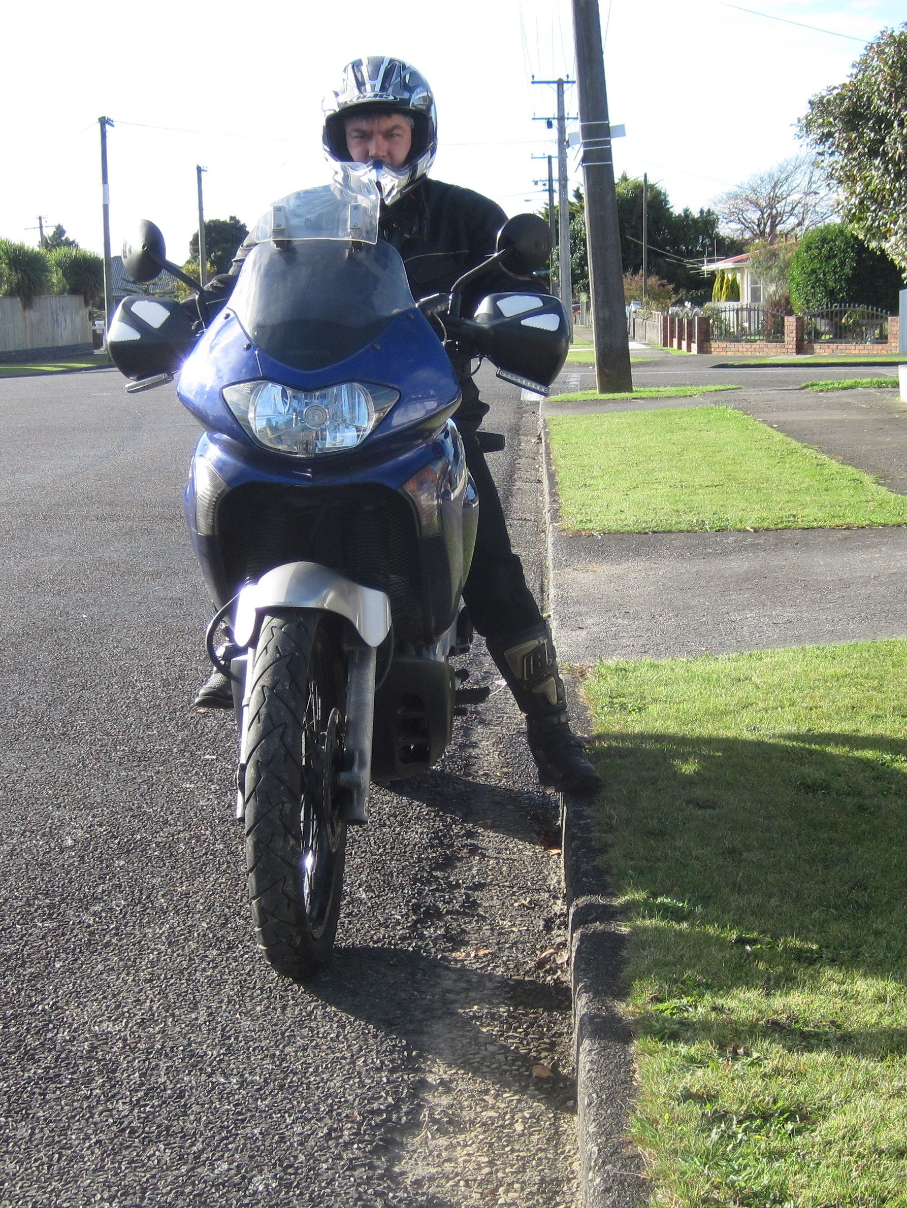 How To Ride A Tall Motorcycle If You Are Short | Reviewmotors.co