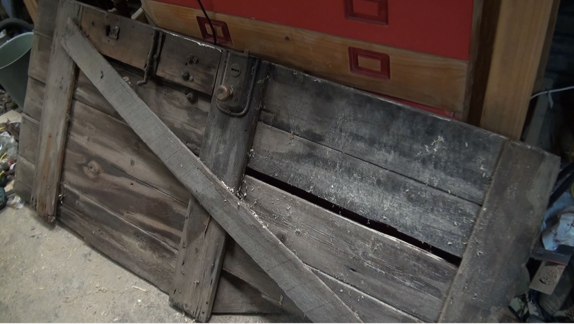 Reclaimed Garage Door Bench Table : 8 Steps (with Pictures) - Instructables