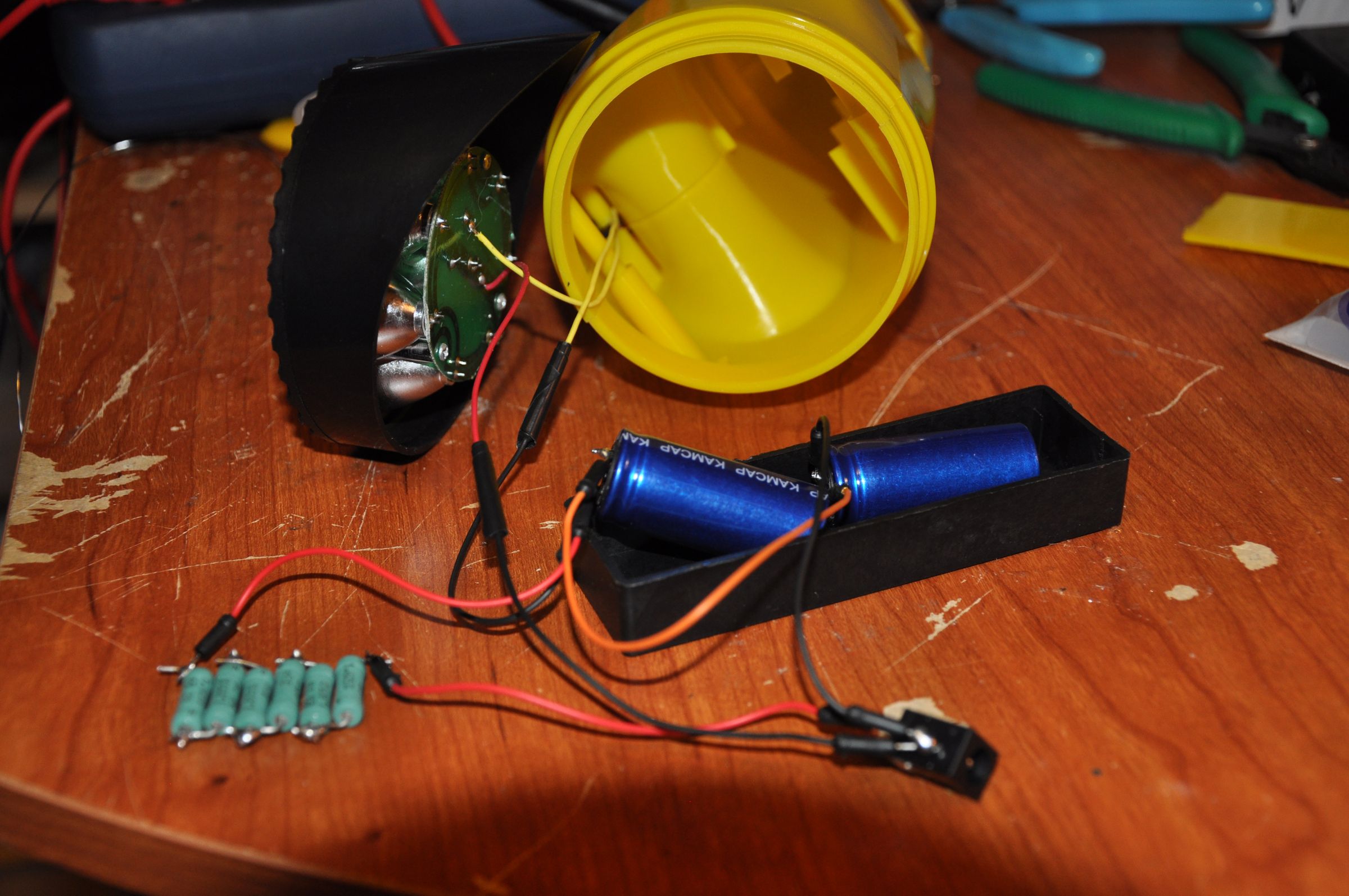 The EXTREMELY EASY VERSION of the Super Capacitor Flash Light : 4 Steps ...