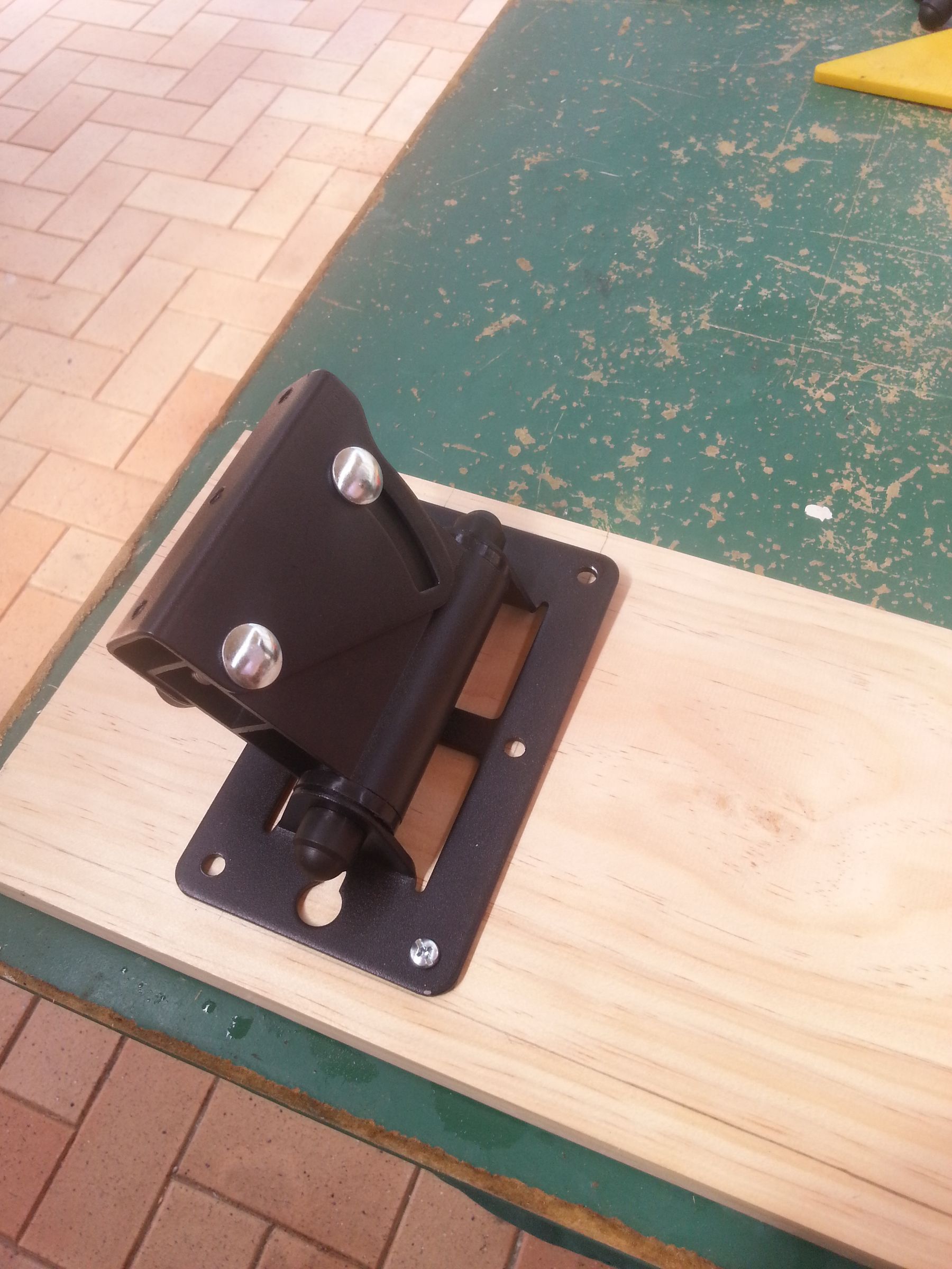 Triple Monitor Wall Mount : 6 Steps - Instructables