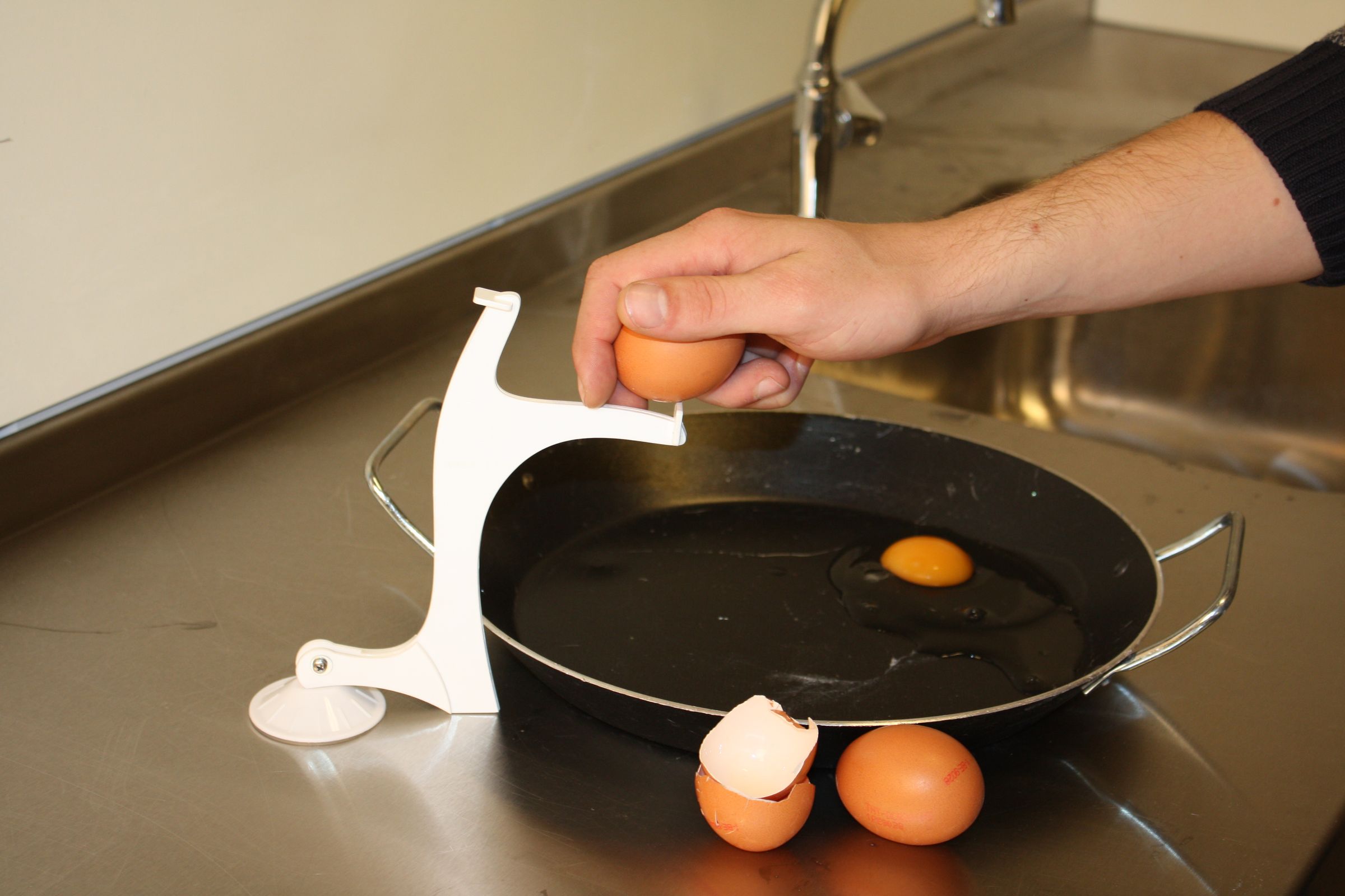 The EZegg, Breaking an Egg With One Hand : 7 Steps (with Pictures ...
