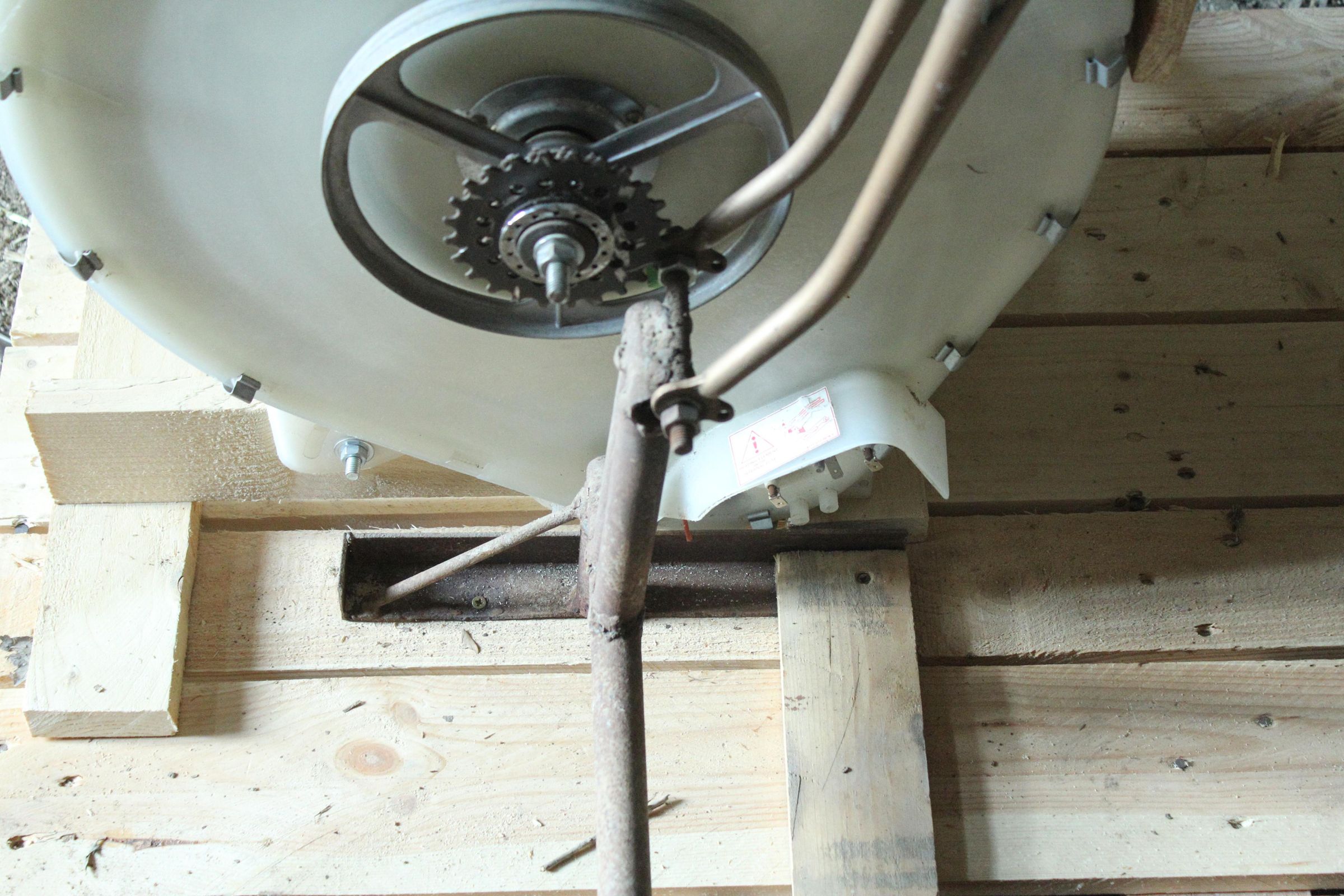 Make a Spin Dryer From a Discarded Washing Machine Drum, an Abandoned ...