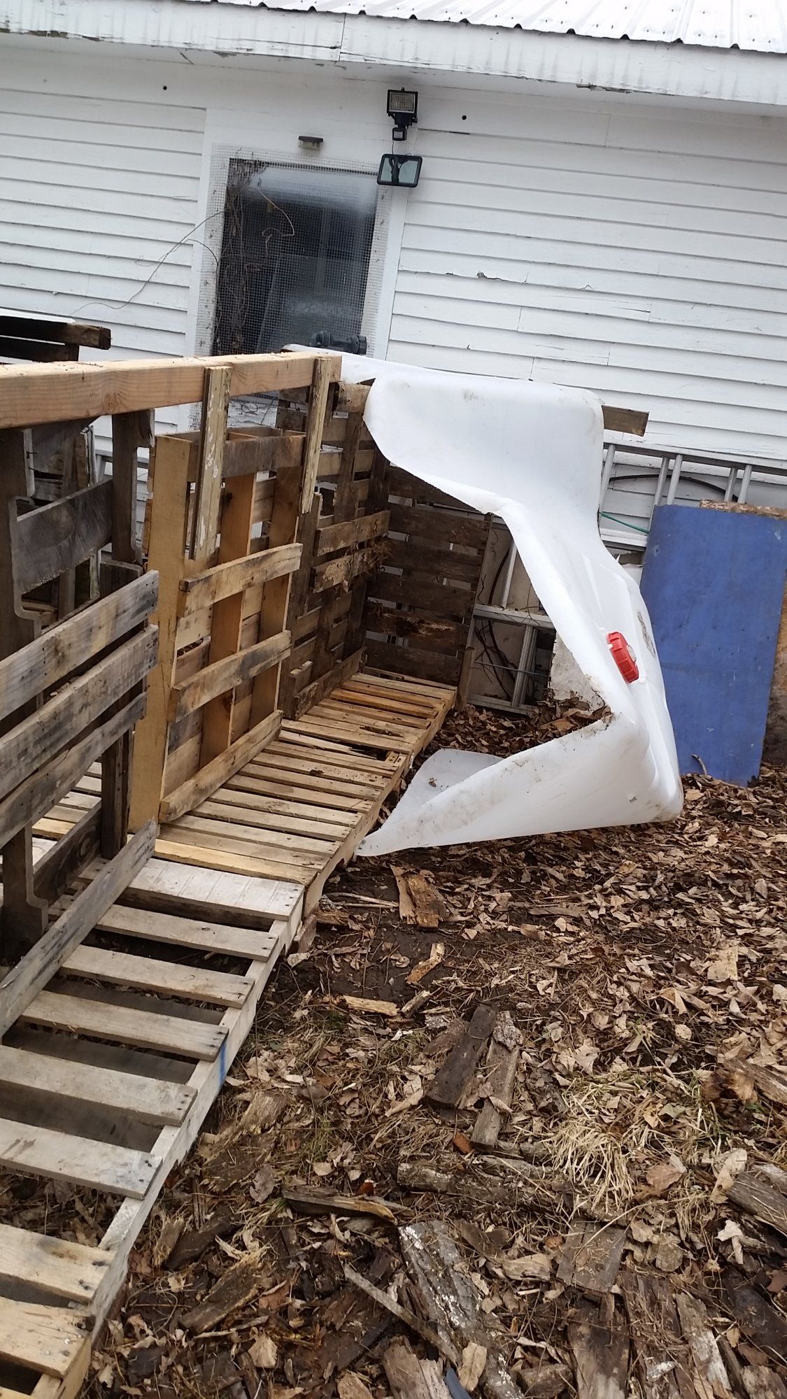 Simple Pallet Fire Wood Rack and IBC Tote Roof : 6 Steps (with Pictures ...